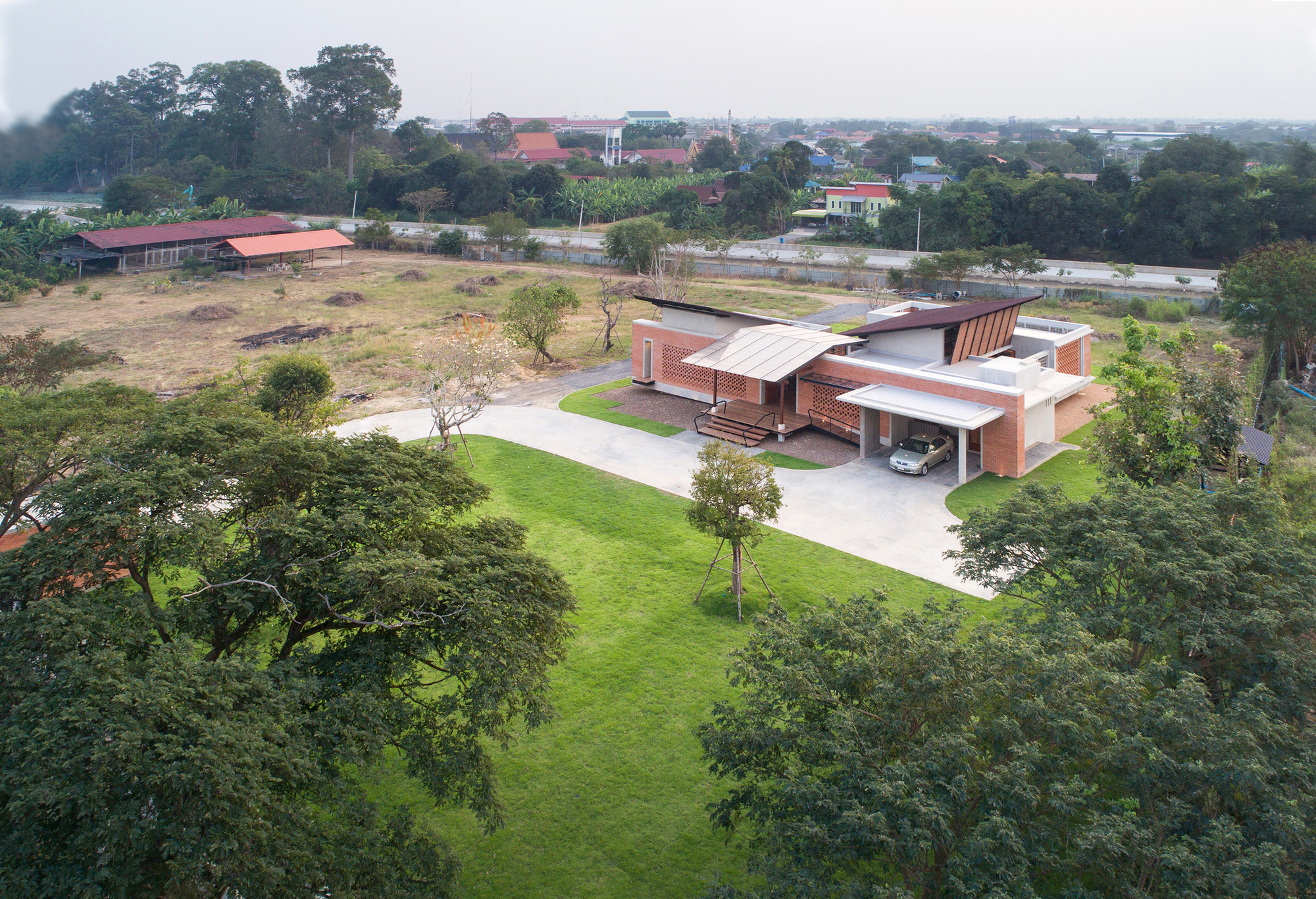 Gallery of Lean House / Teerachai Leesuraplanon - 9