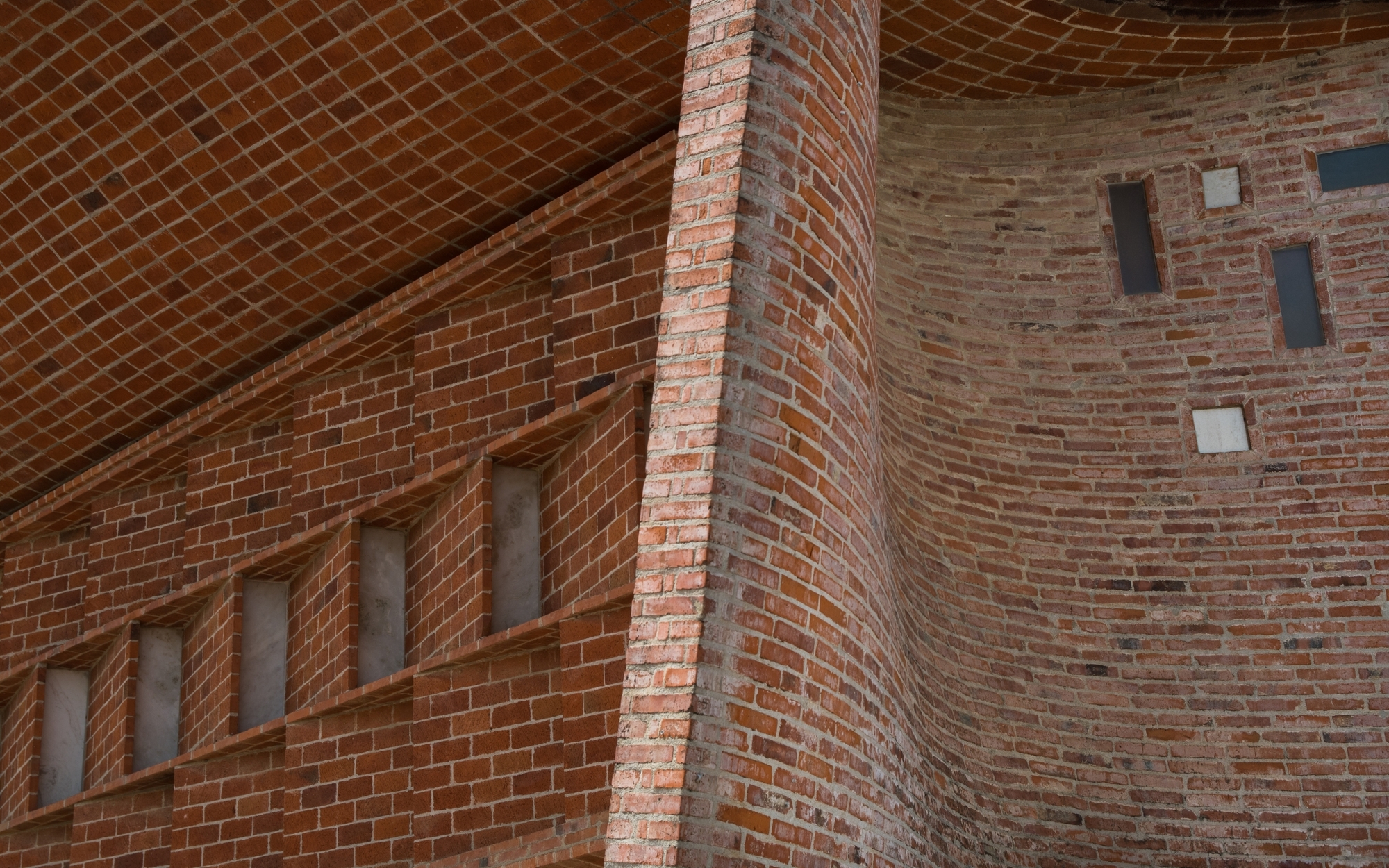 Galería de El aparejo de ladrillos en la Iglesia Cristo Obrero de ...