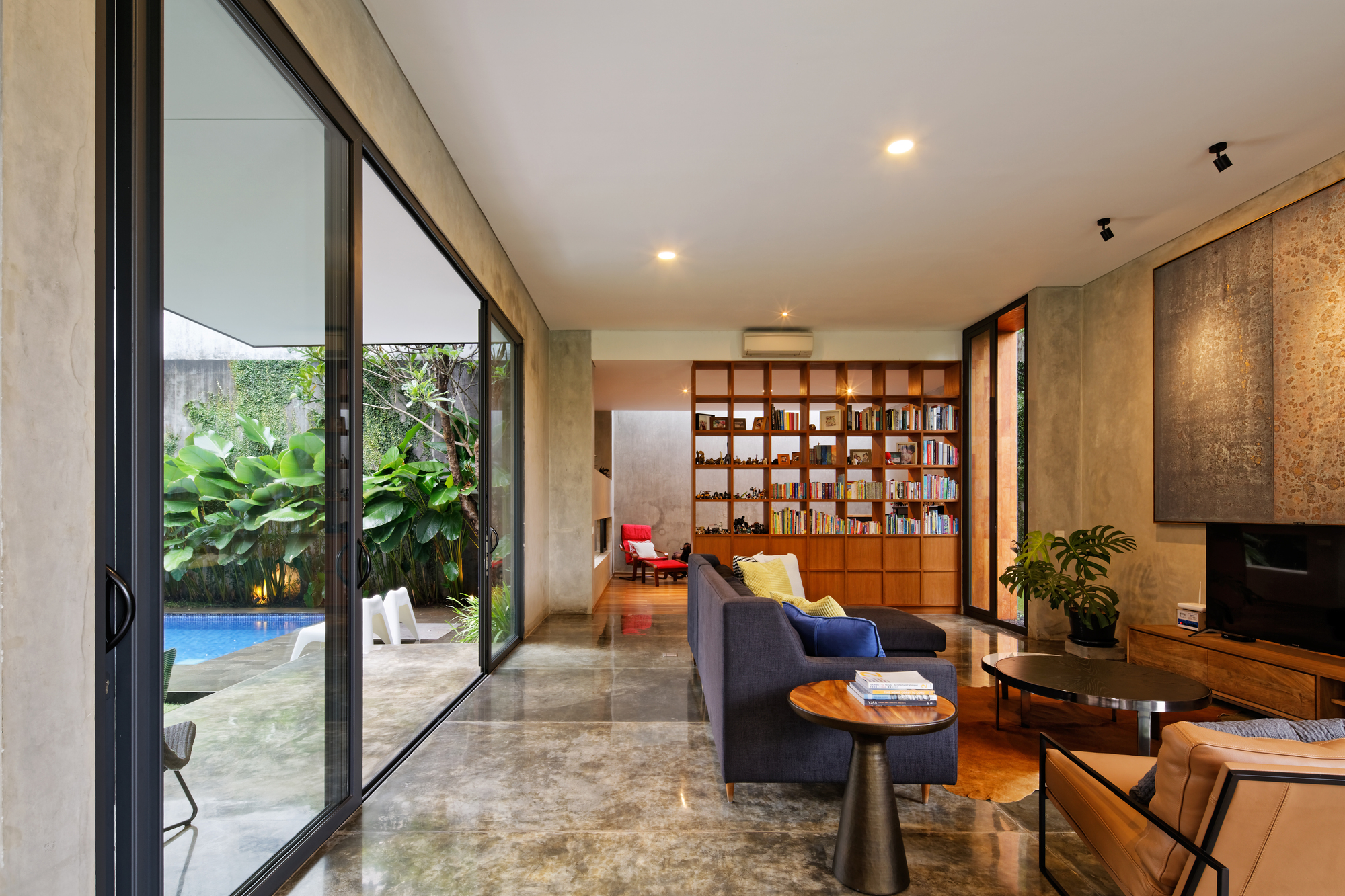 Gallery of Inside Outside House / Tamara Wibowo Architects - 20