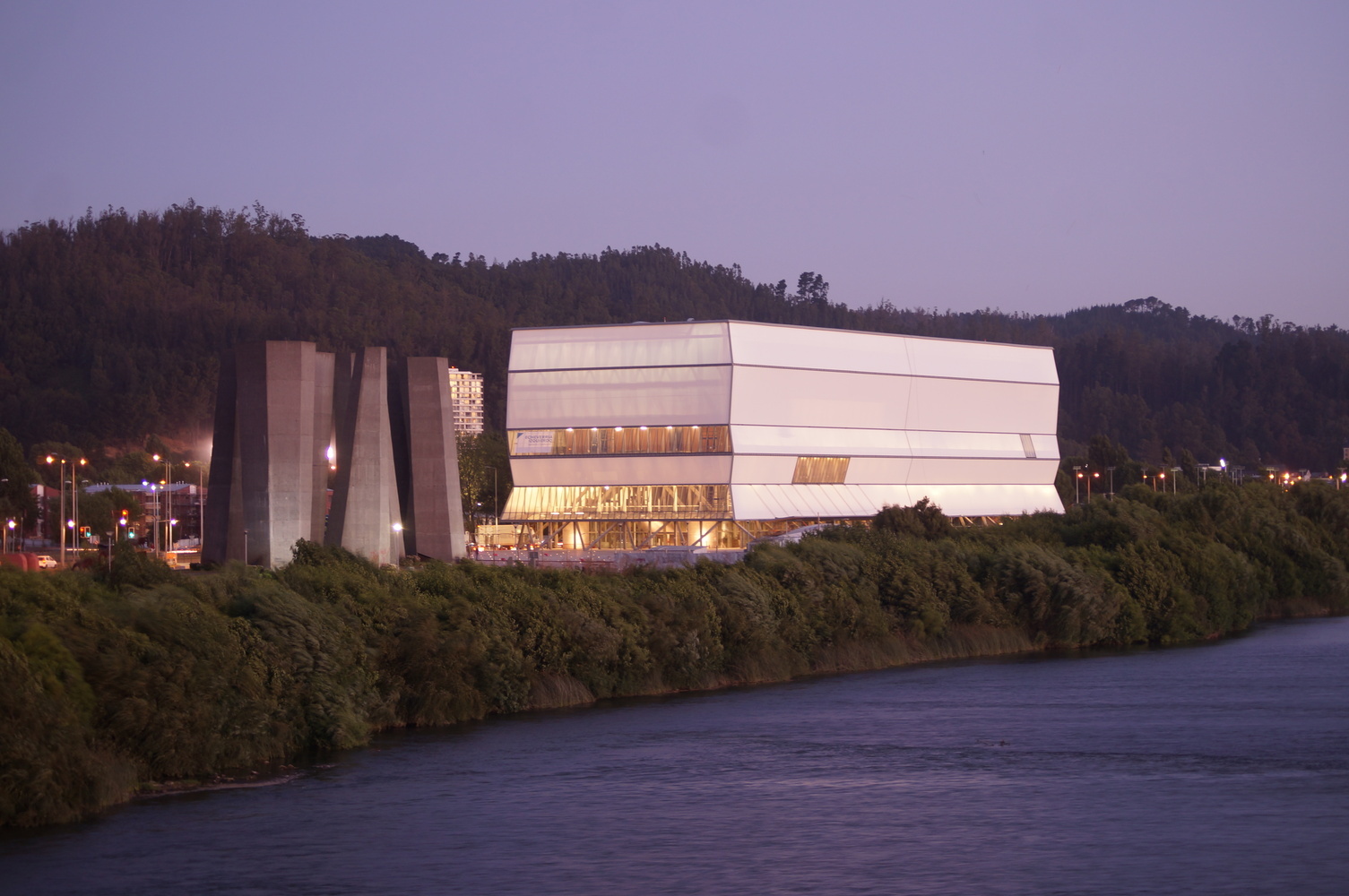 Smiljan Radic y el Teatro Regional del Bío Bío: "Esconder siempre ...