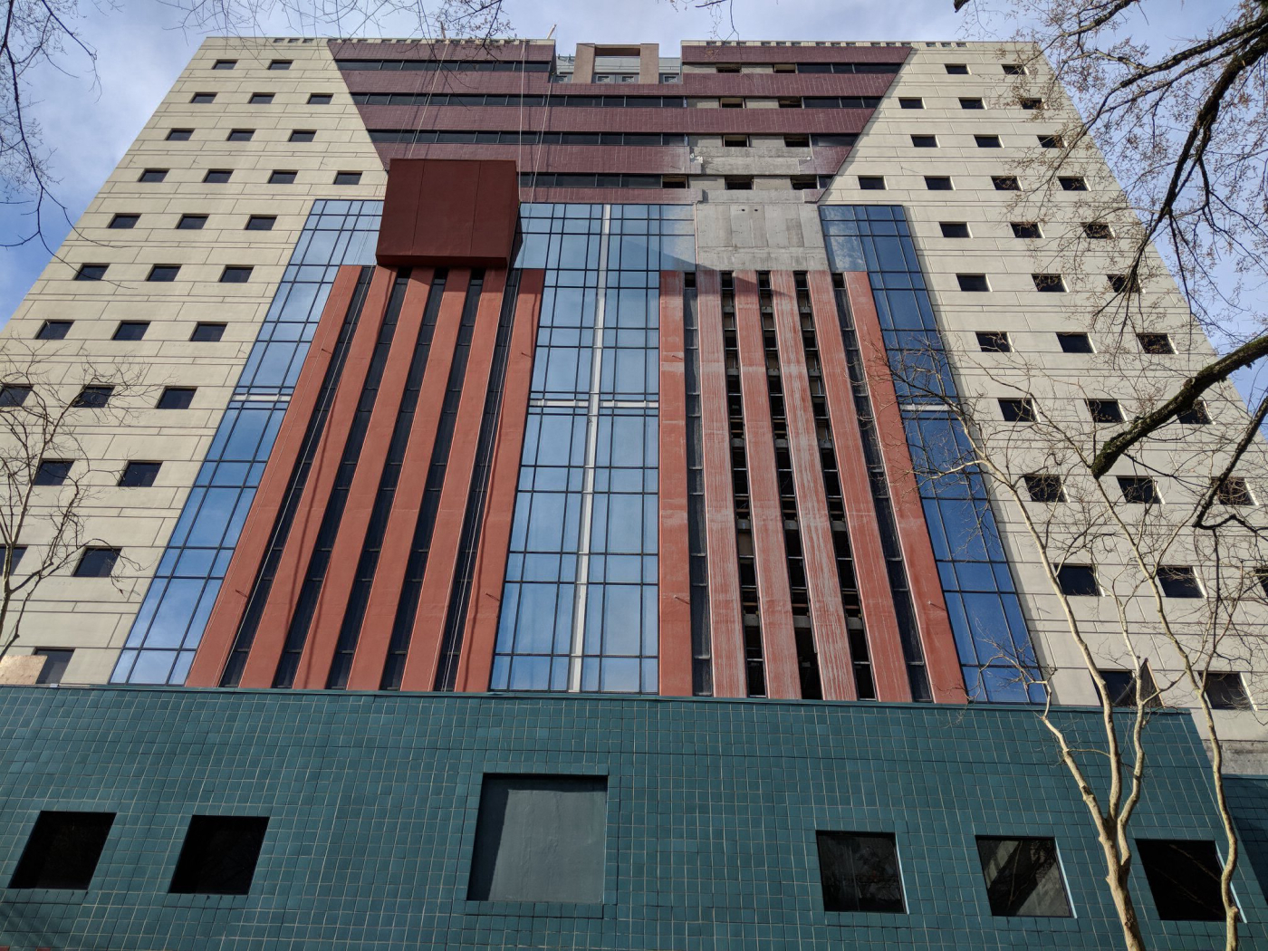 Galeria de Fachada do Portland Building de Michael Graves é desmontada ...