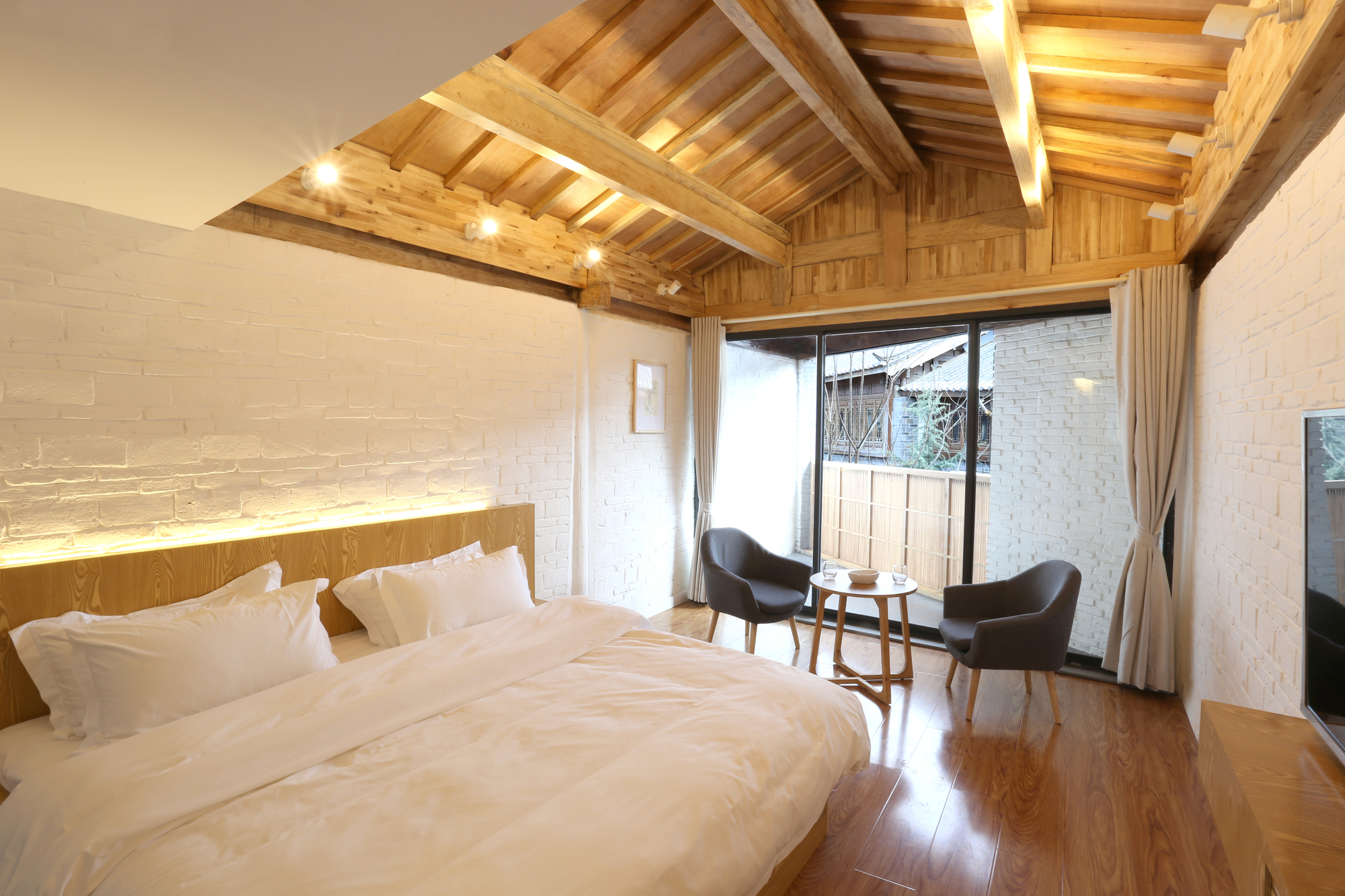 Gallery of Triangle Hotel / TAG - 14