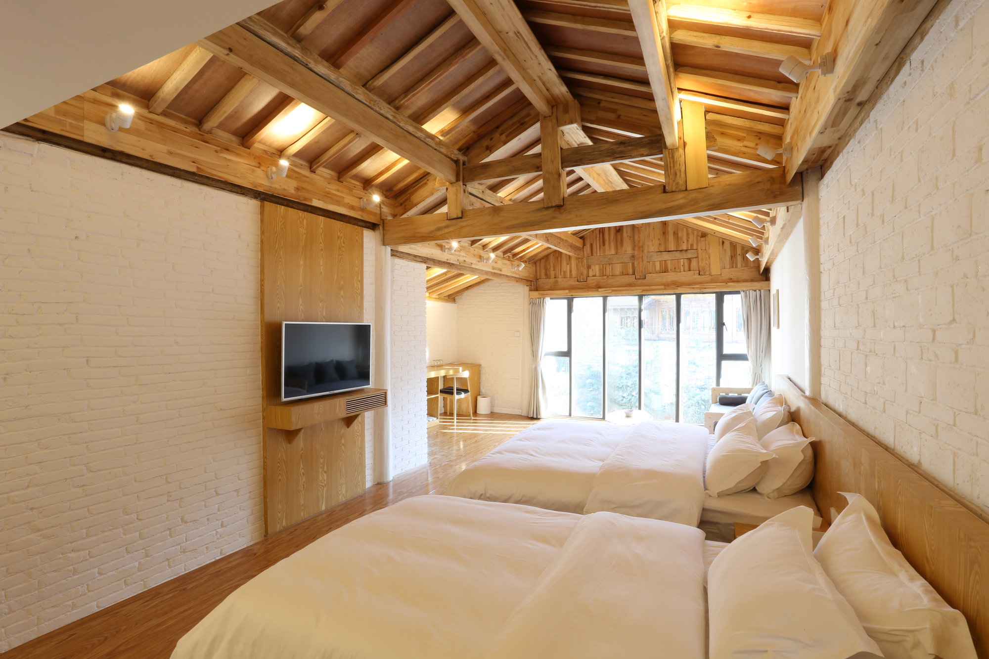 Gallery of Triangle Hotel / TAG - 19