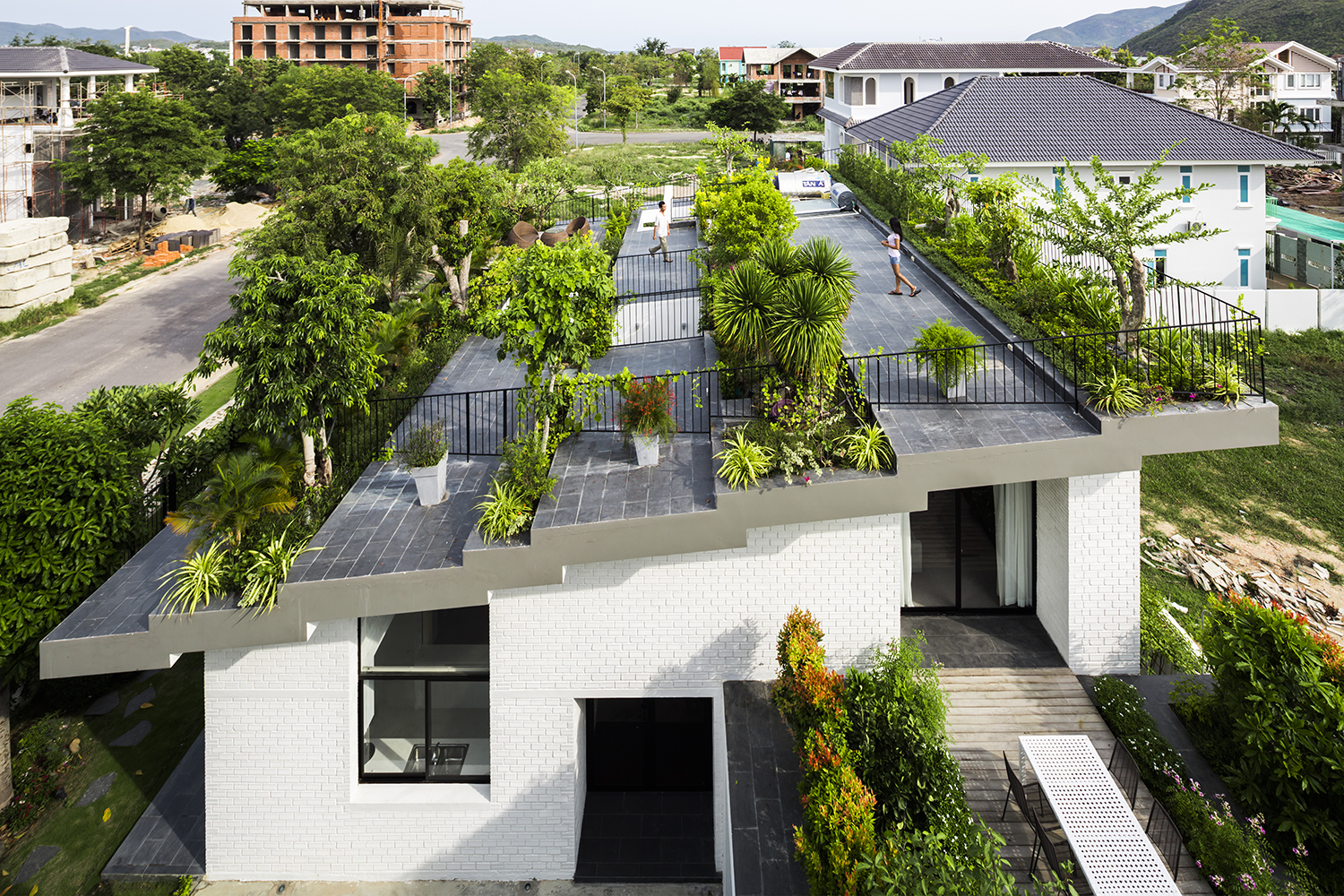 Gallery of 11 of the Most Impressive and Innovative Rooftop Spaces - 11