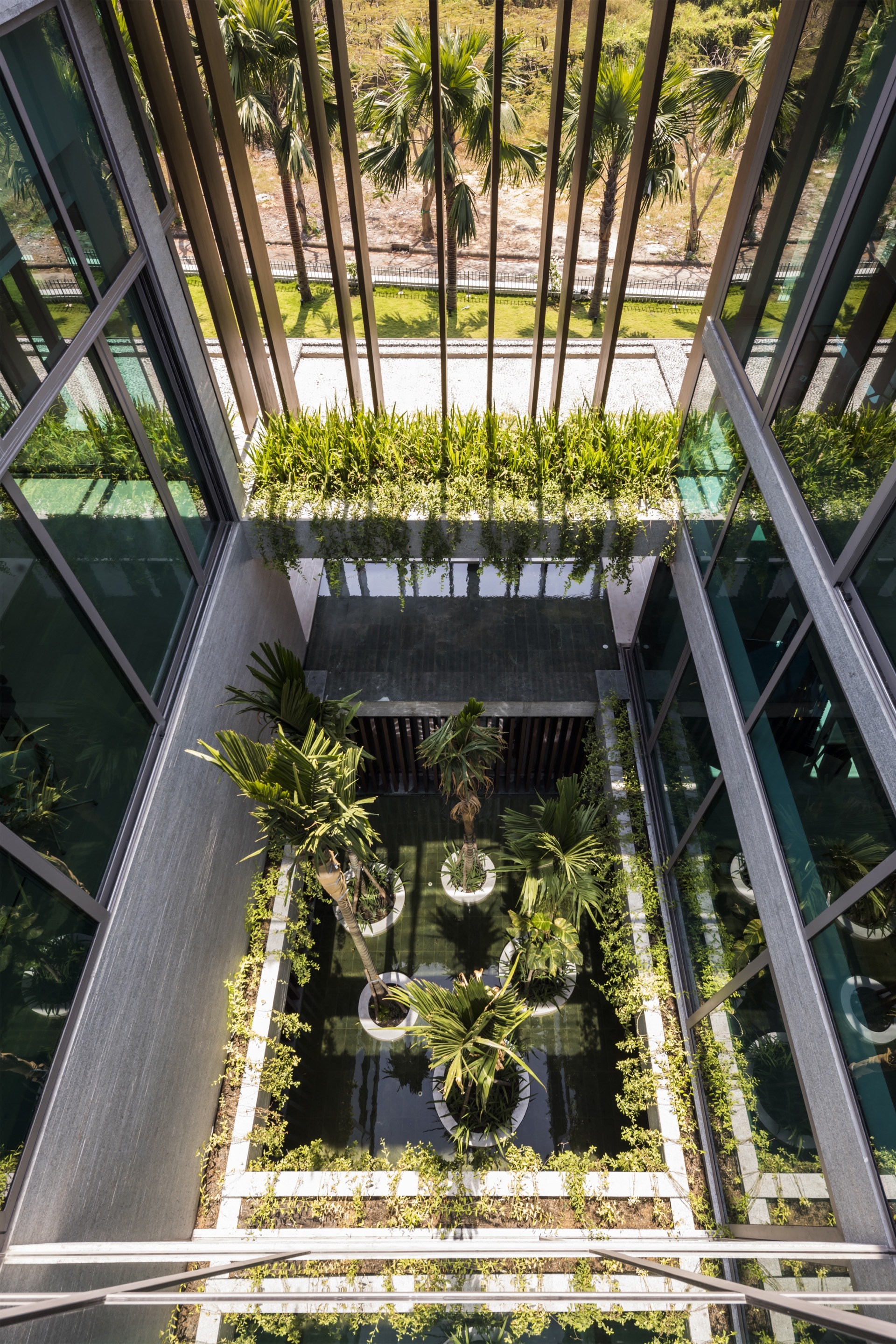 Gallery of Louvers House / MIA Design Studio - 21