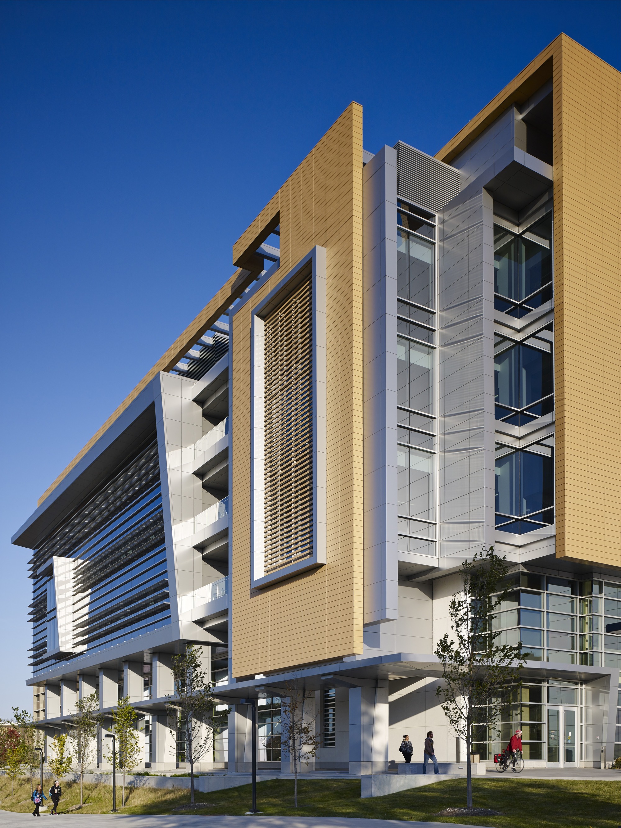 Gallery of Kenwood Interdisciplinary Research Complex / Flad Architects ...