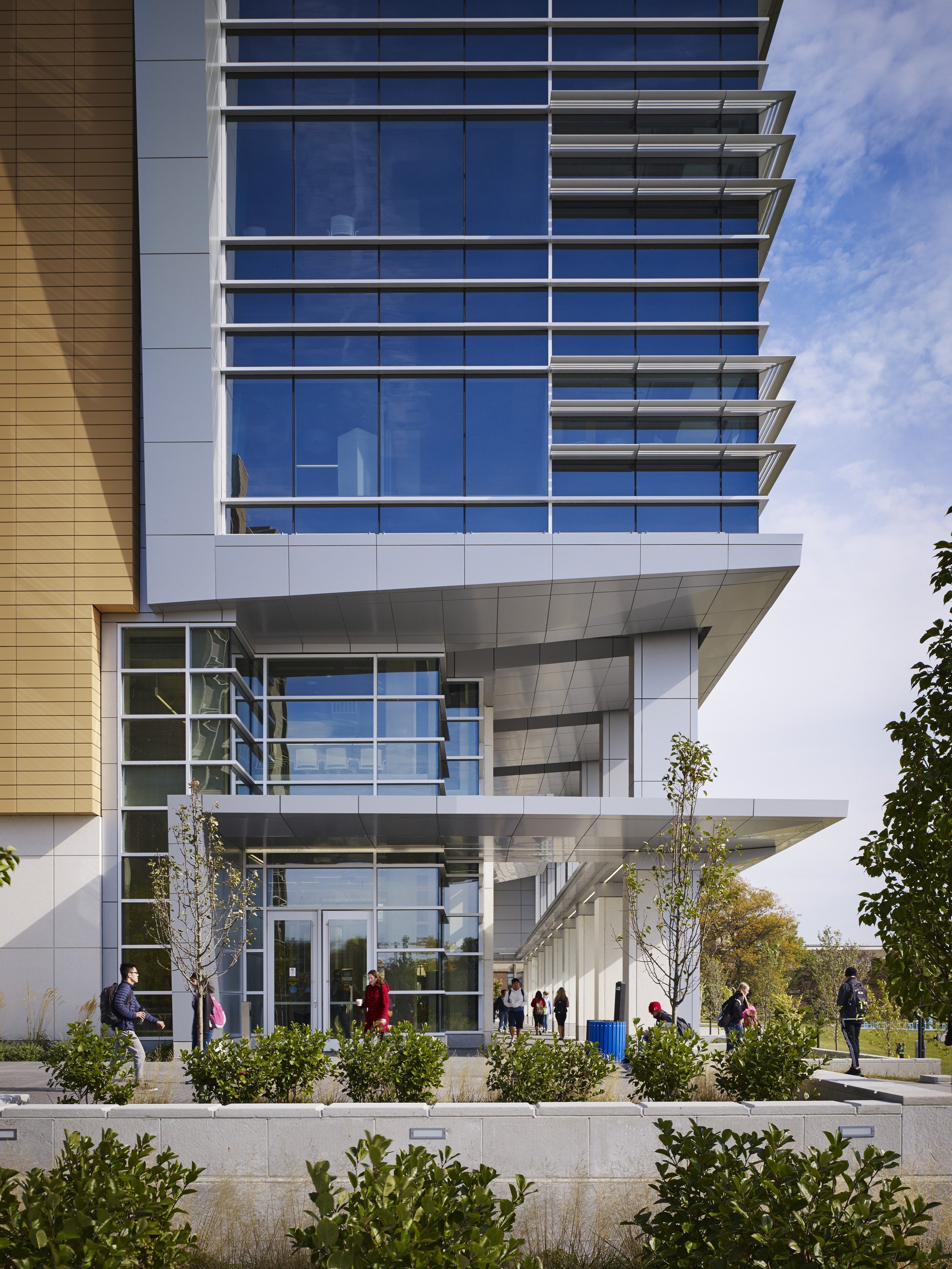 Gallery of Kenwood Interdisciplinary Research Complex / Flad Architects - 7