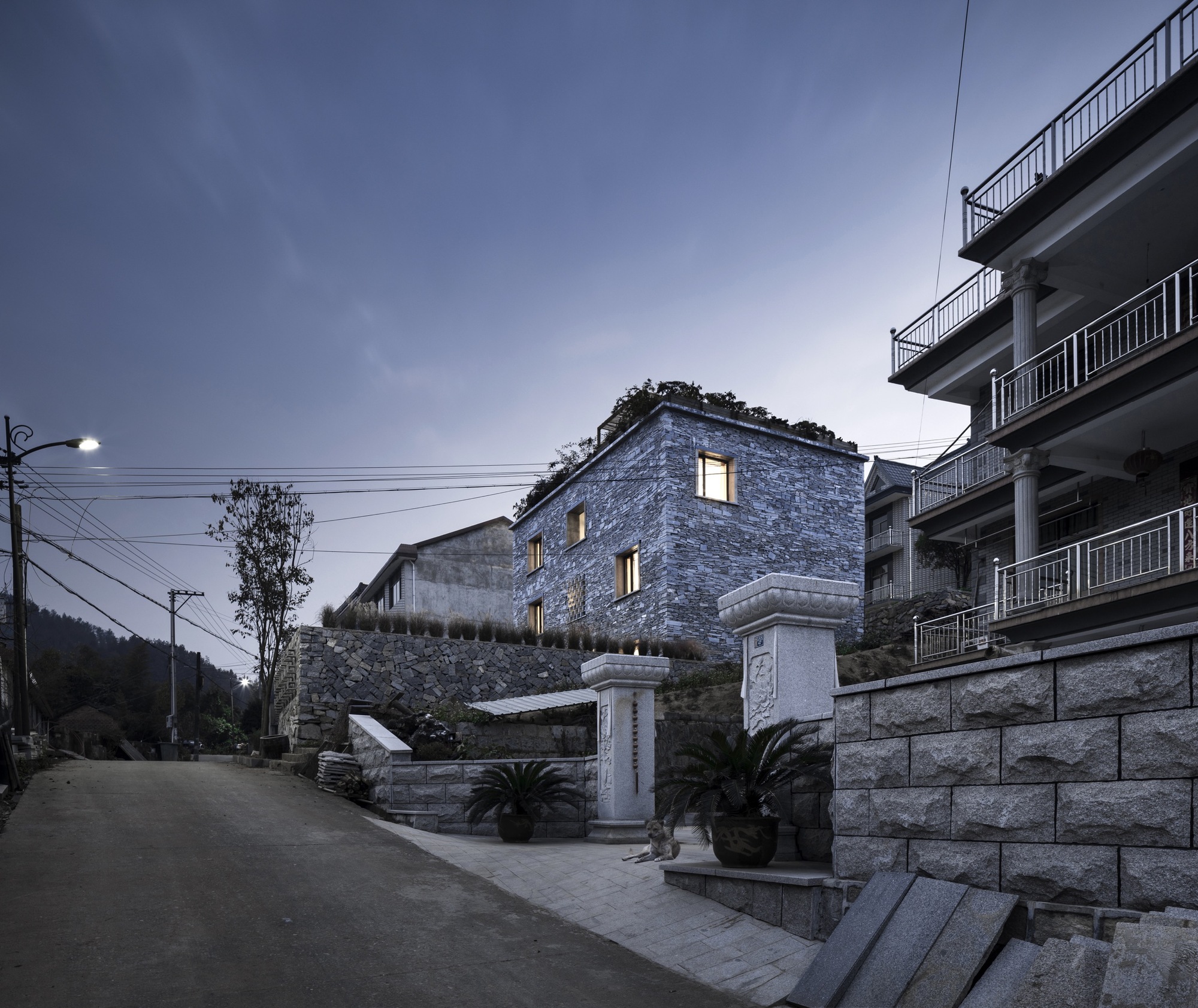 Gallery of LEI House / AZL Architects - 14