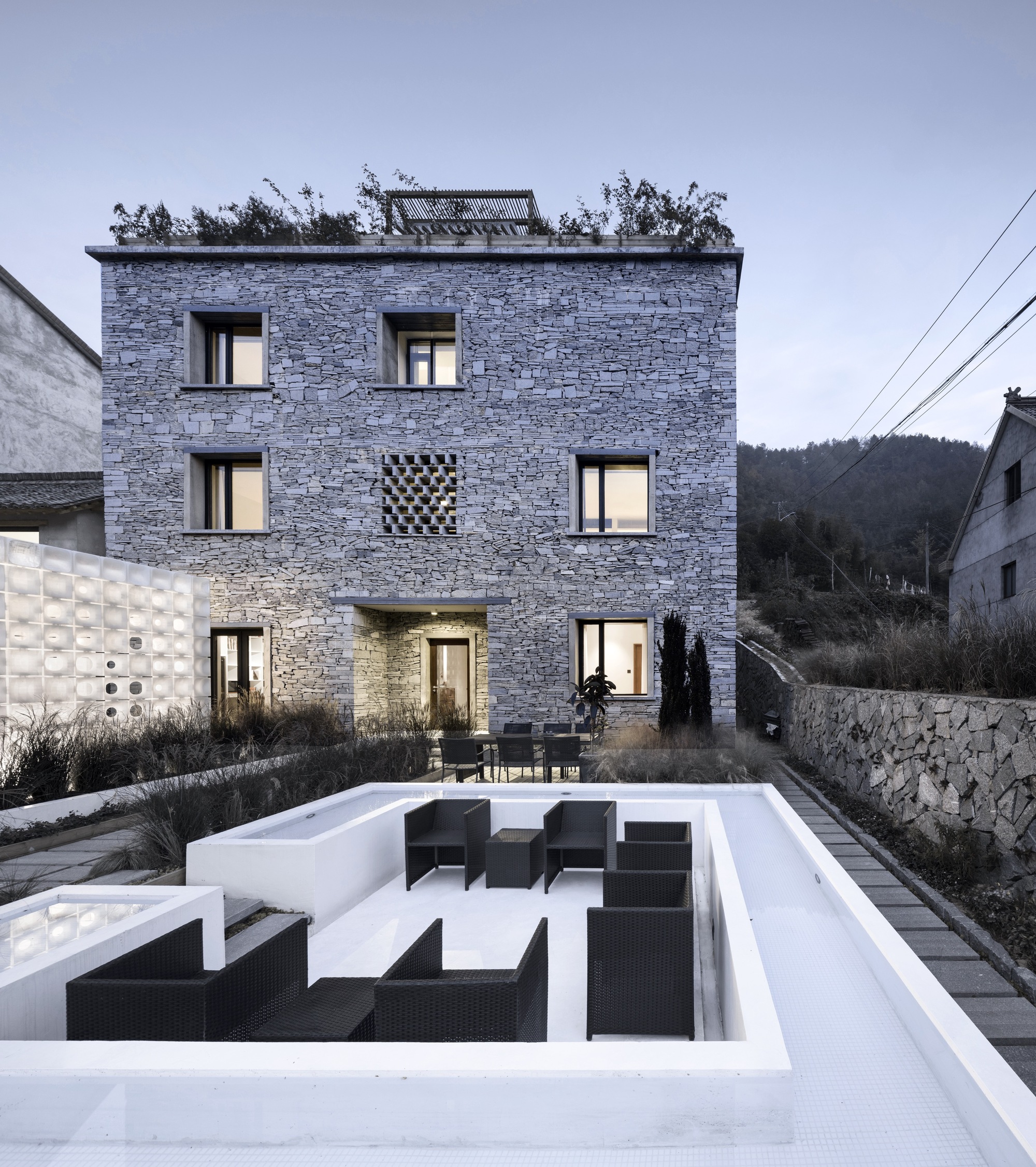 Gallery of LEI House / AZL Architects - 4