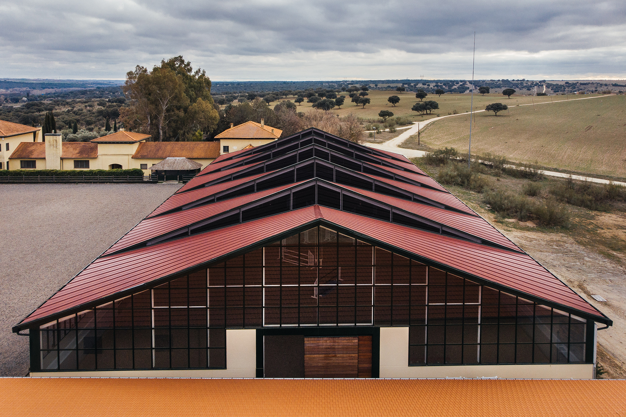 Galería de Picadero de Caballos en Finca Ganadera / OOIIO Arquitectura - 2