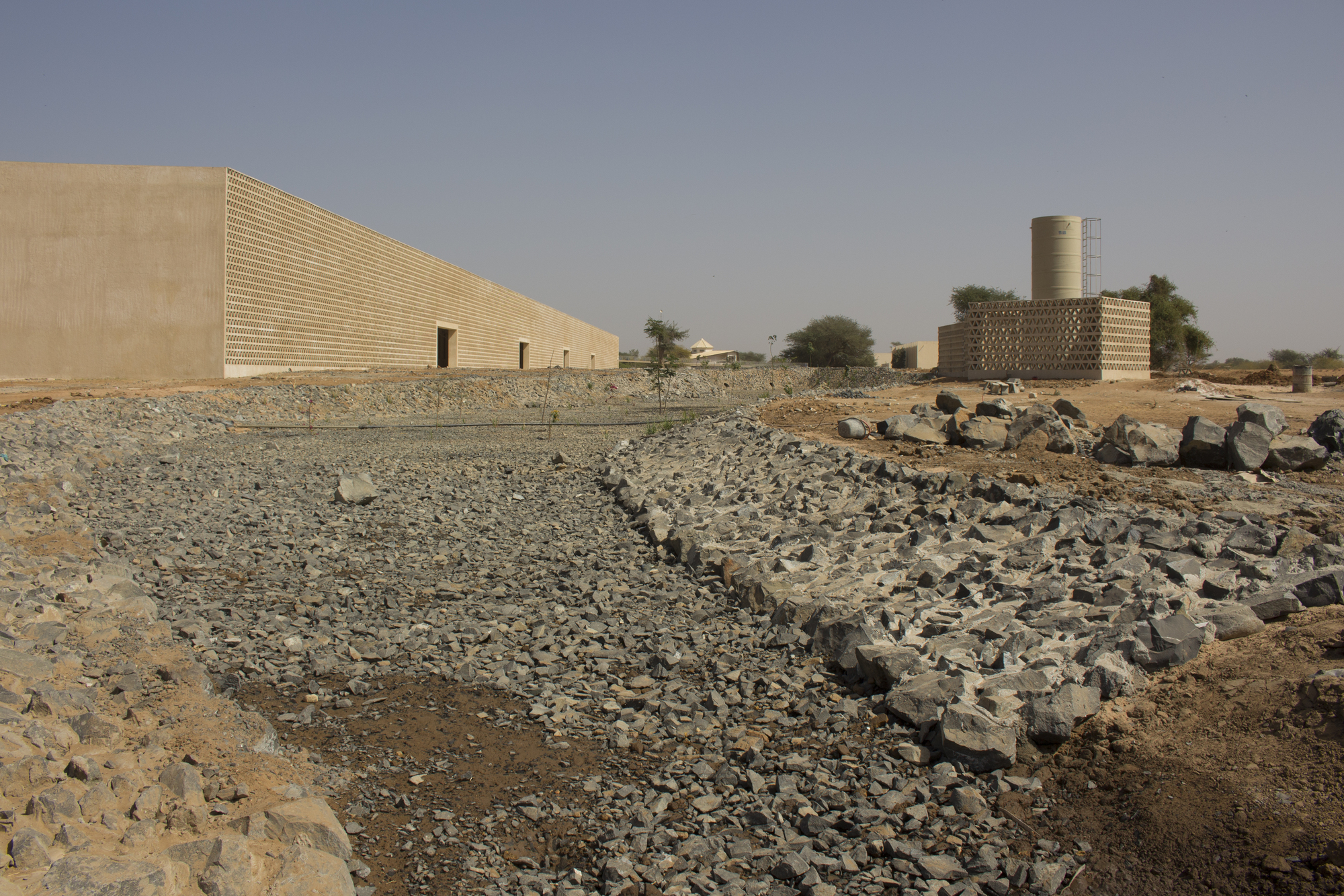 Gallery of Lecture Building at the Alioune Diop University / IDOM - 7