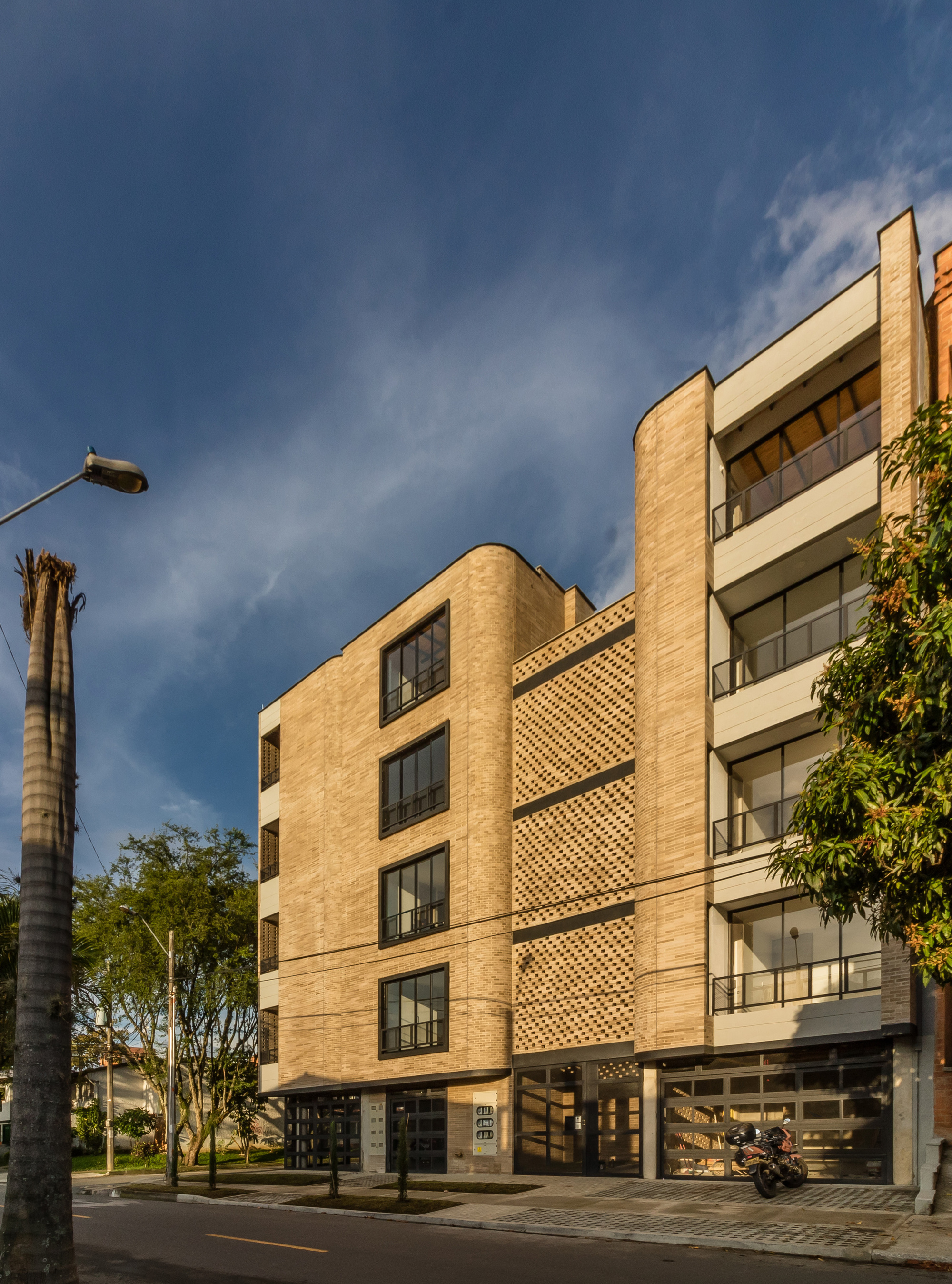Galeria de Edifício La Palma / Planta Baja Estudio de Arquitectura - 18