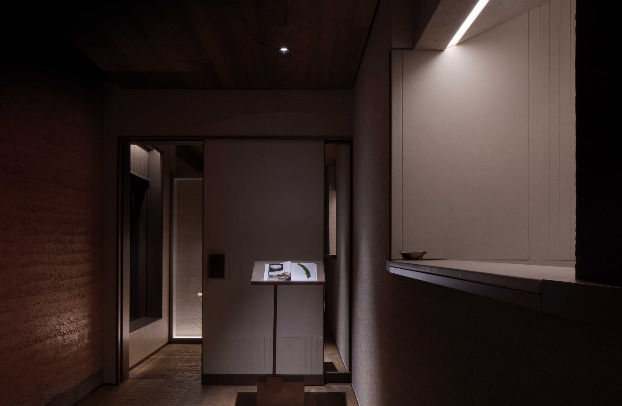 Gallery of East & West Restaurant / Horizontal Space Design - 11