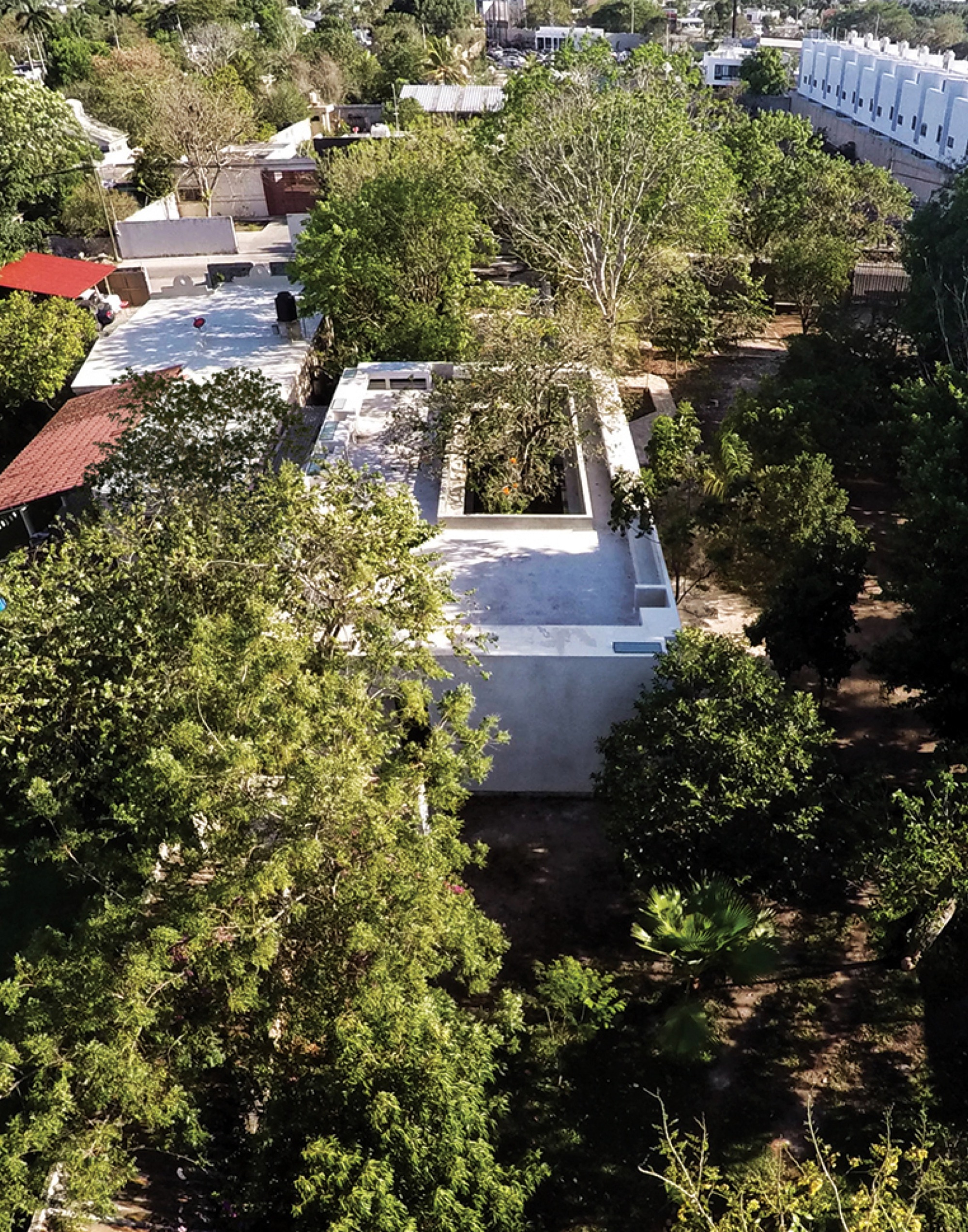 Infiltrated Patio / PLUG Architecture | ArchDaily