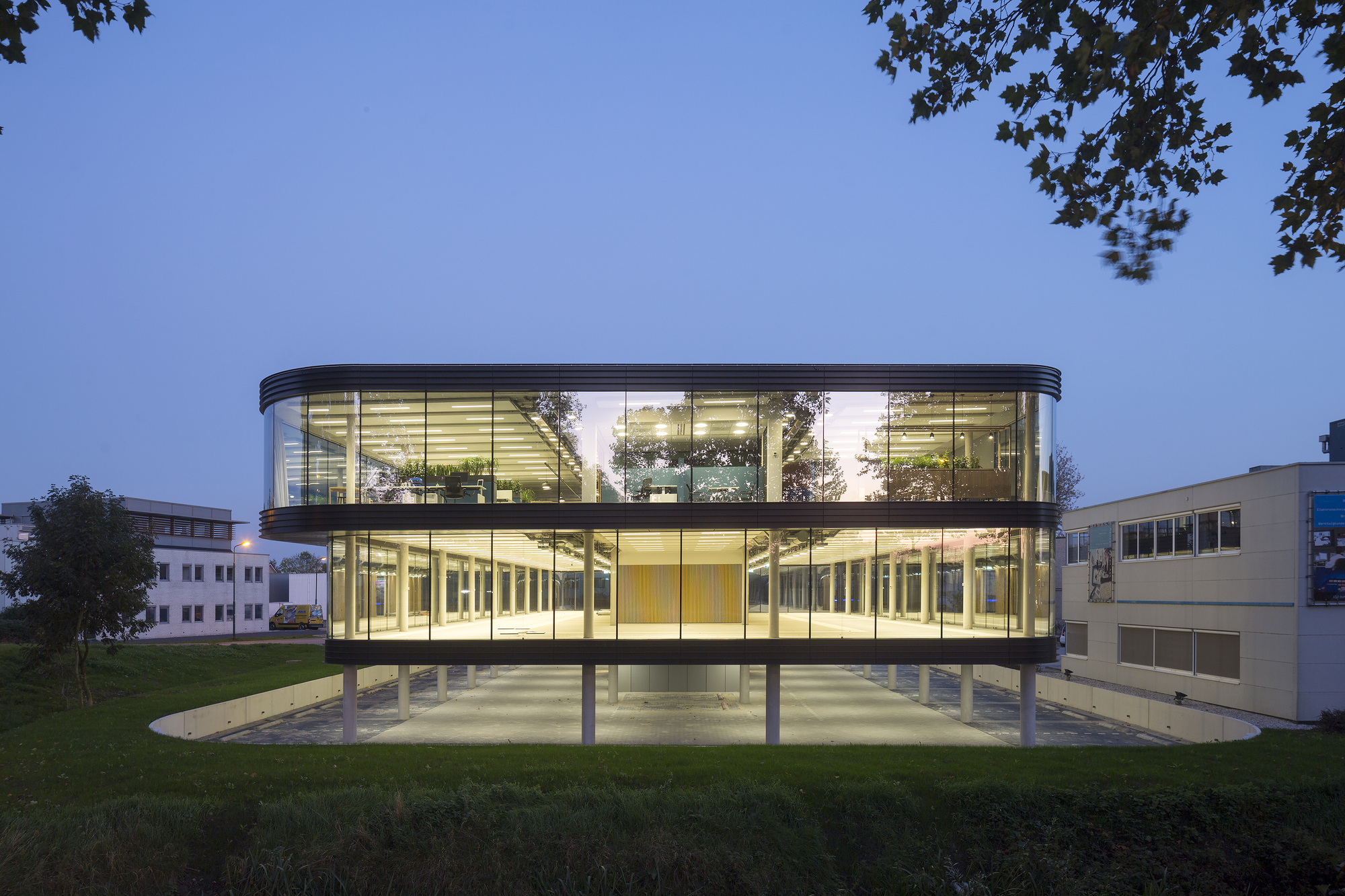 Gallery of The Curve / E V A - 2