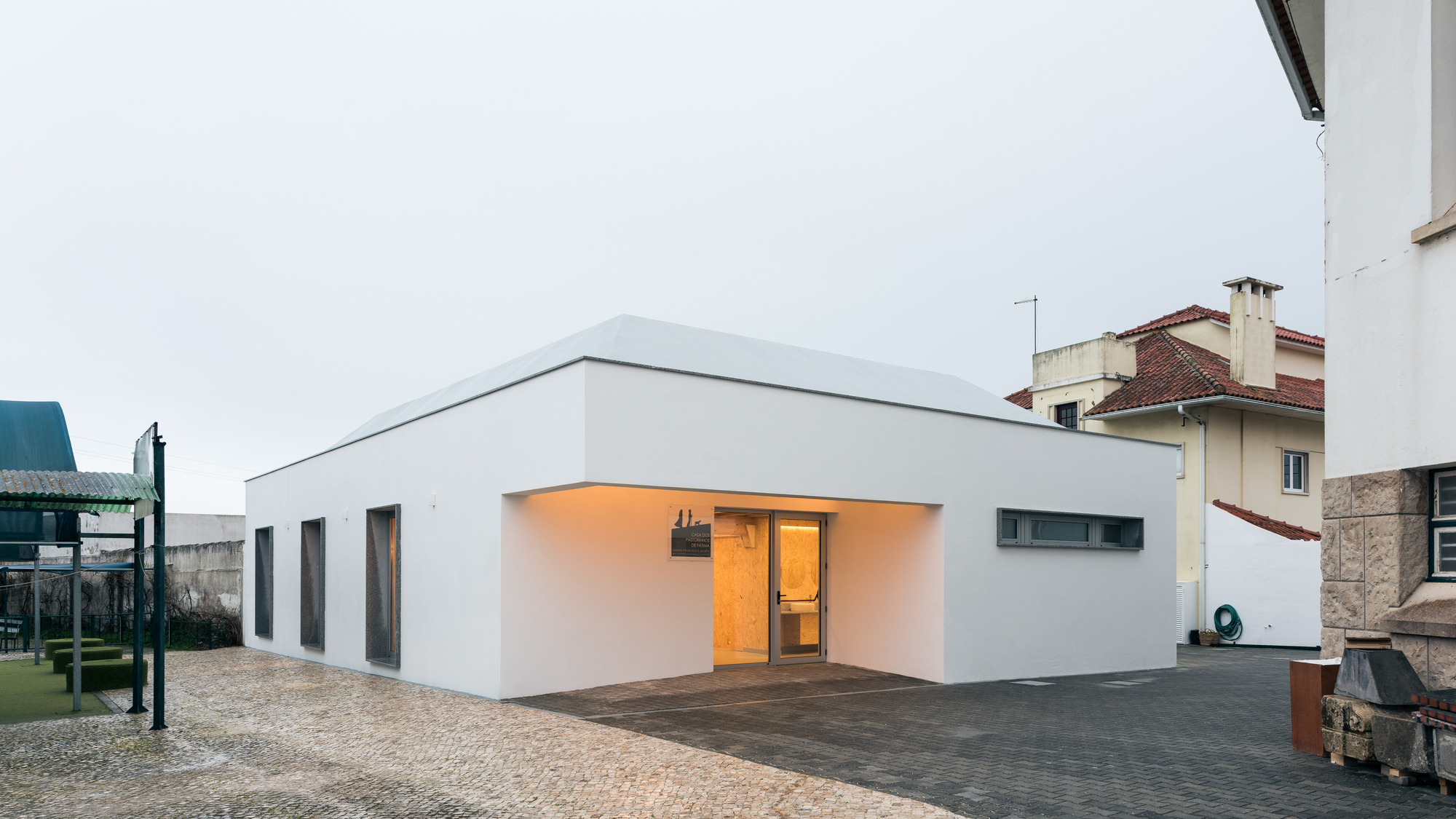 Gallery of Shepherds House / Linha de Terra Architecture - 14