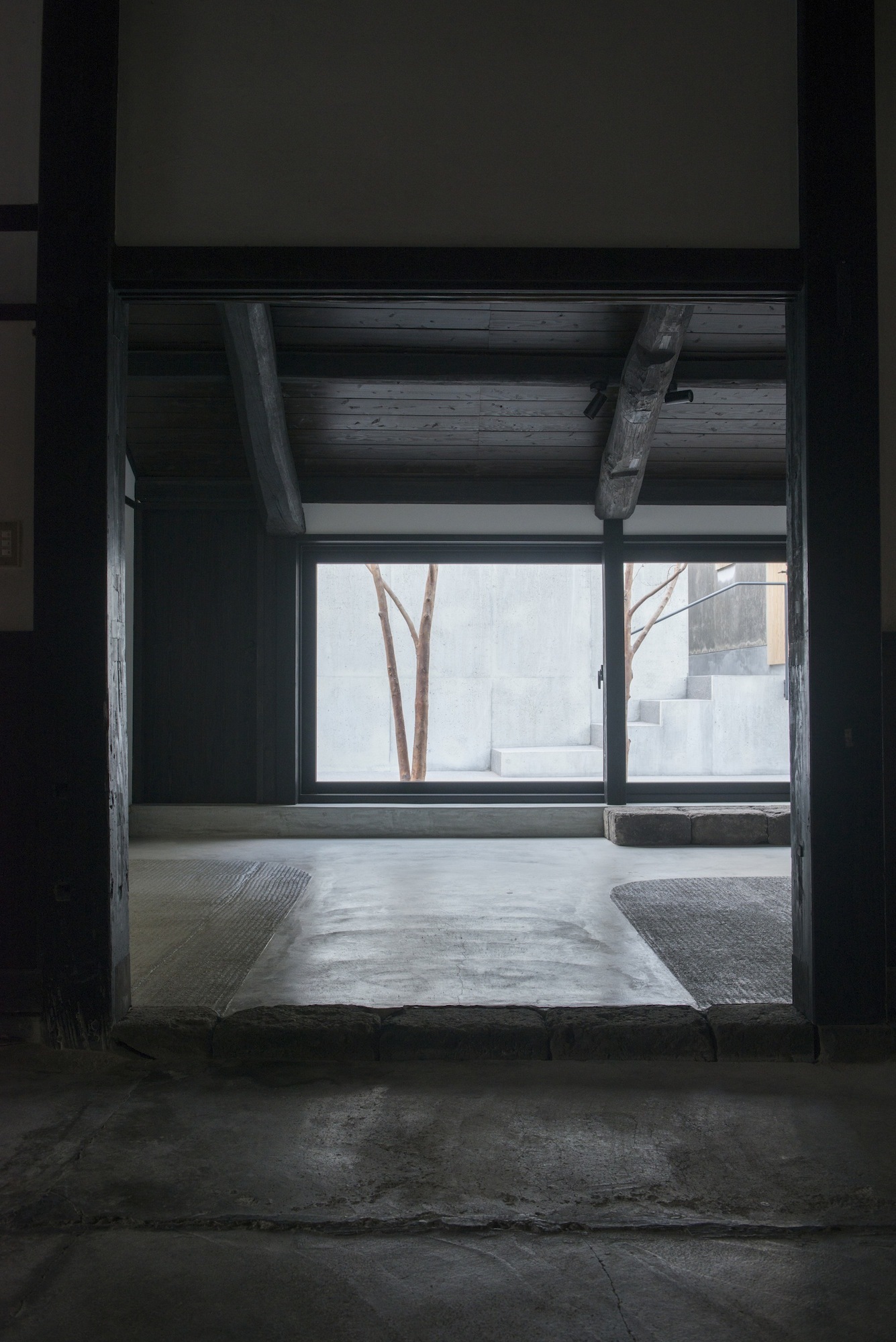 Gallery of Courtyard for Yamaguchi Sake Brewery / CASE-REAL - 10