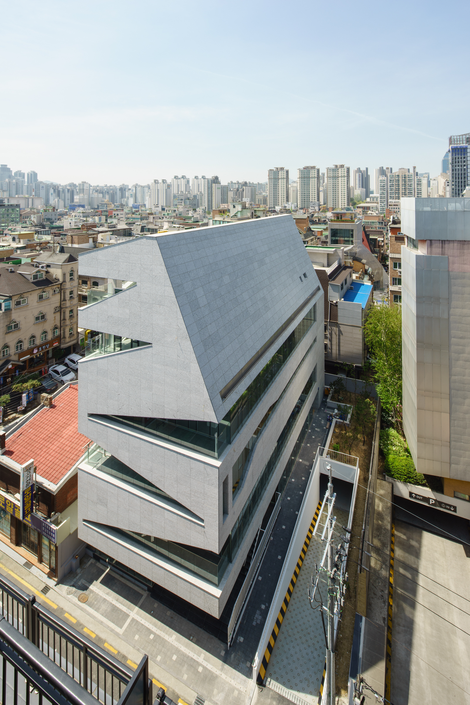 Gallery of M.C. Building / URCODE Architecture - 9