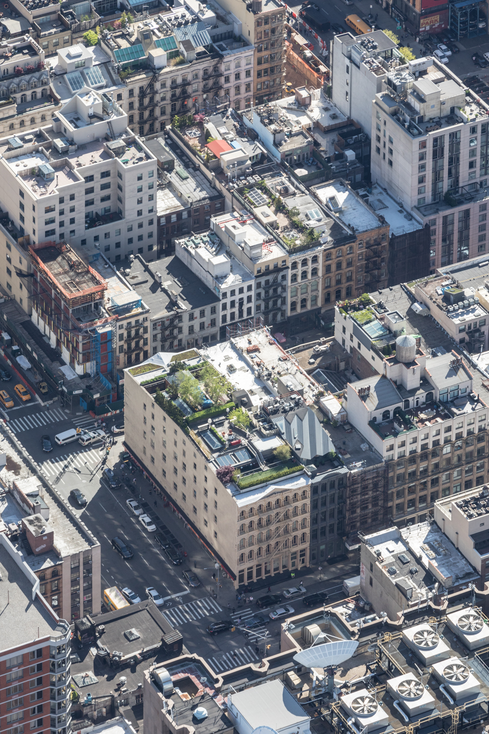 Galería de WORKac diseña una vivienda 'Invisible' en la azotea de un antiguo edificio - 8