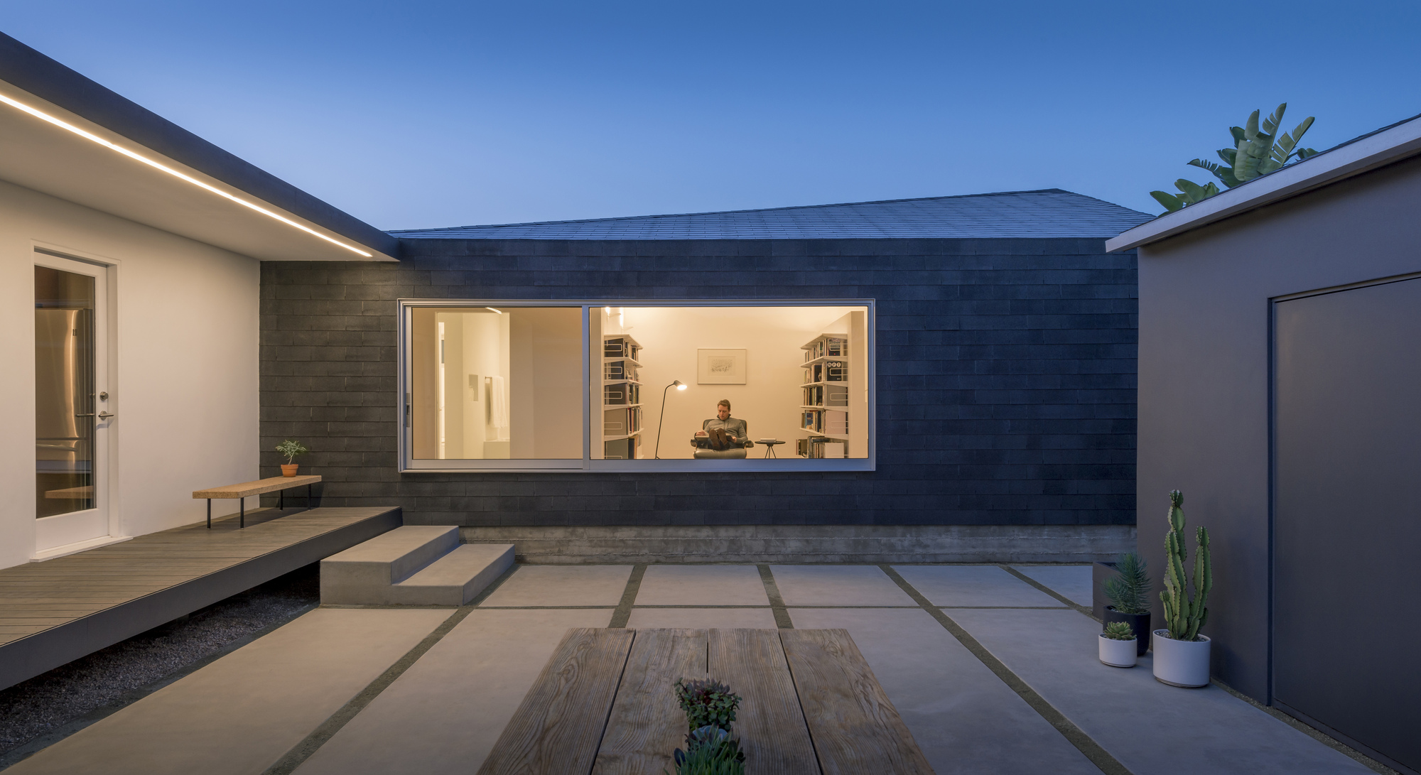 Gallery of Rear Window House / Edward Ogosta Architecture - 3