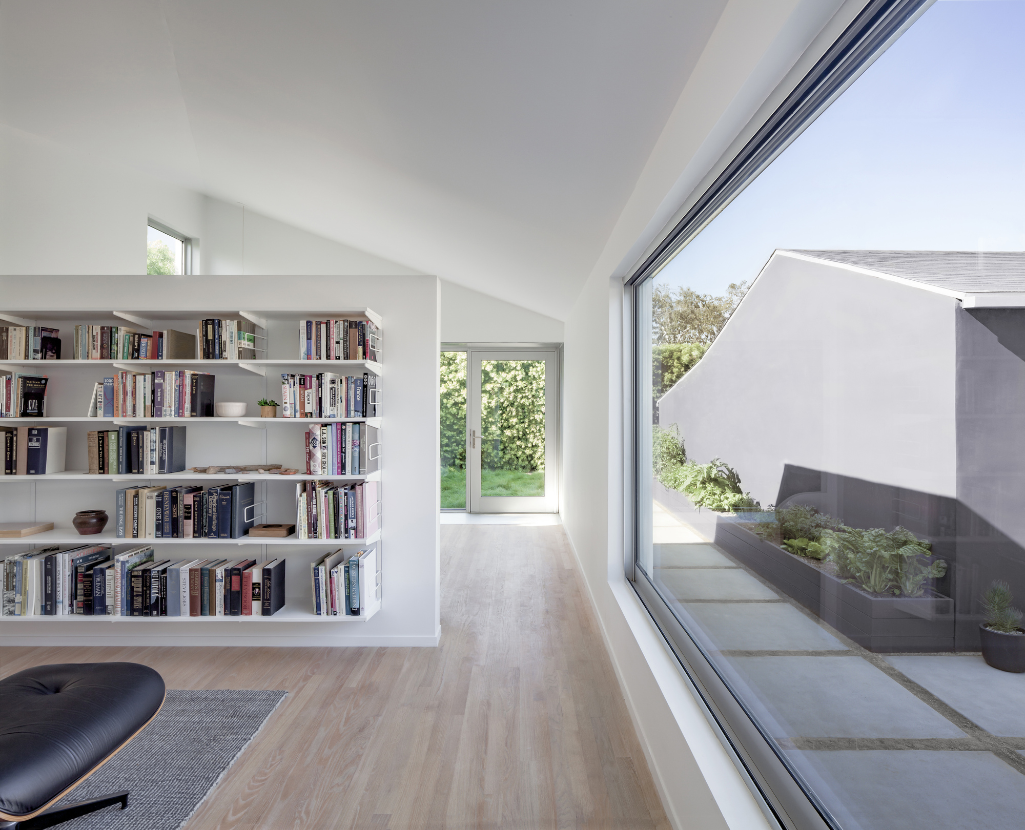 Gallery of Rear Window House / Edward Ogosta Architecture - 2