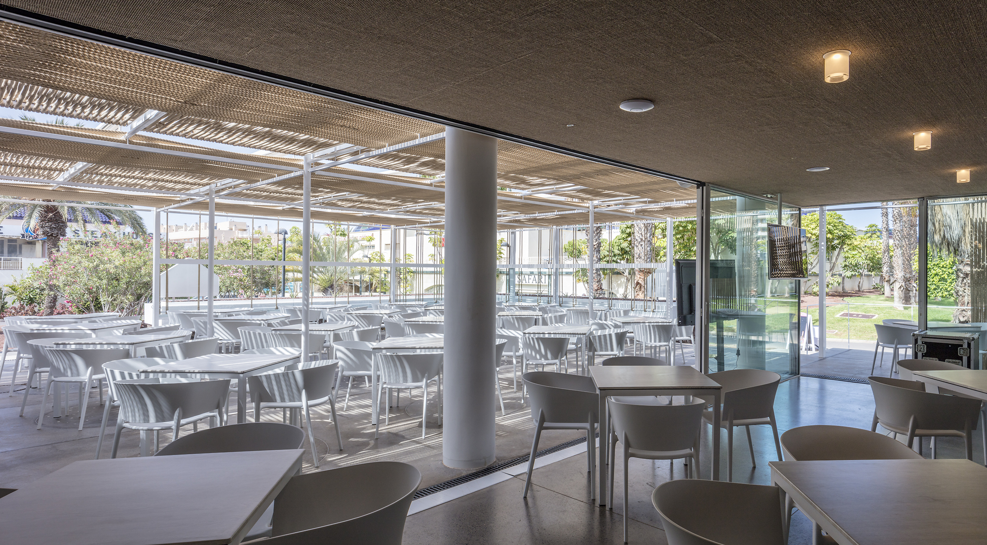 Gallery of Corner Bar Renovation / equipo olivares arquitectos - 14