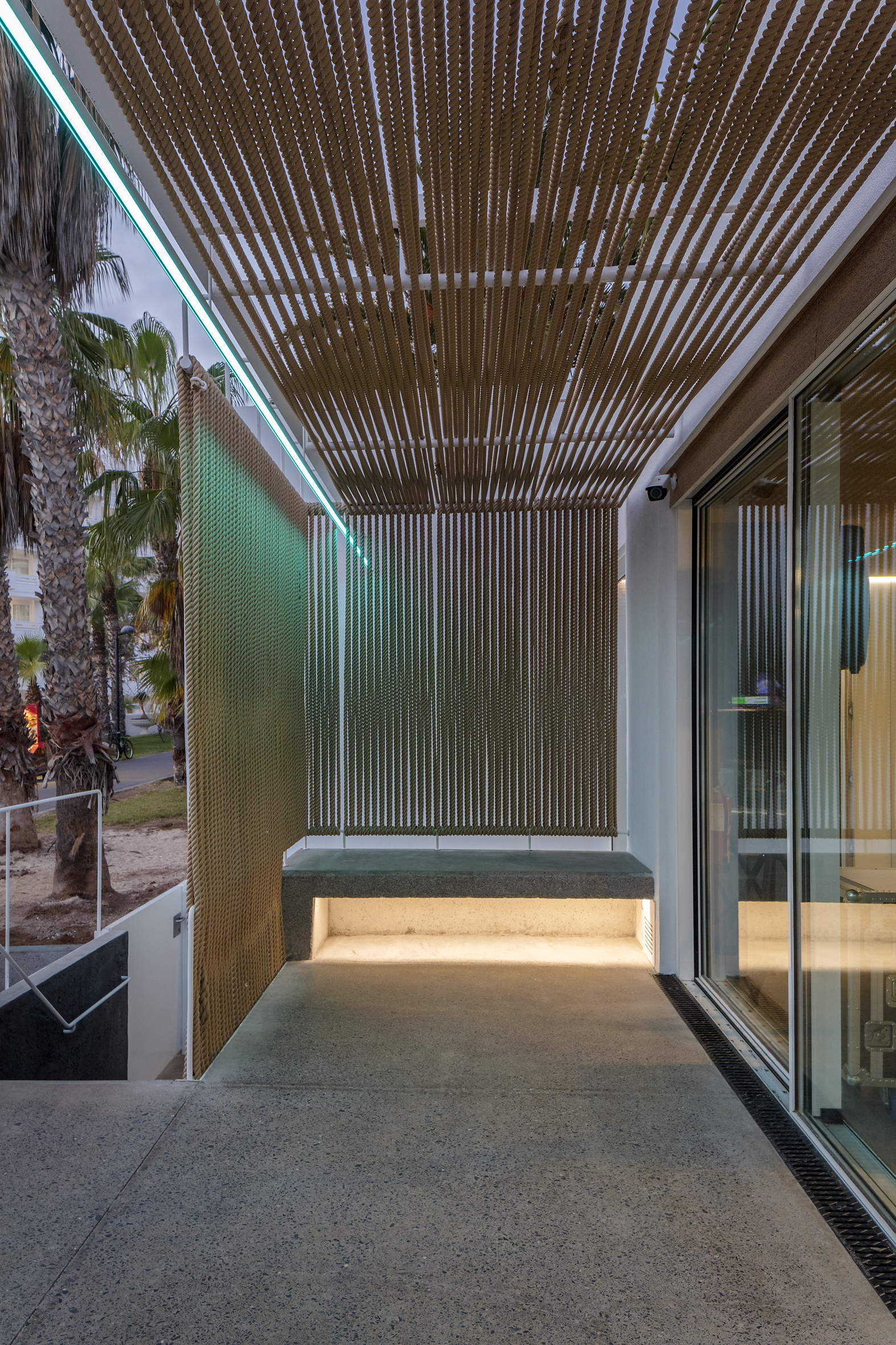 Gallery of Corner Bar Renovation / equipo olivares arquitectos - 2