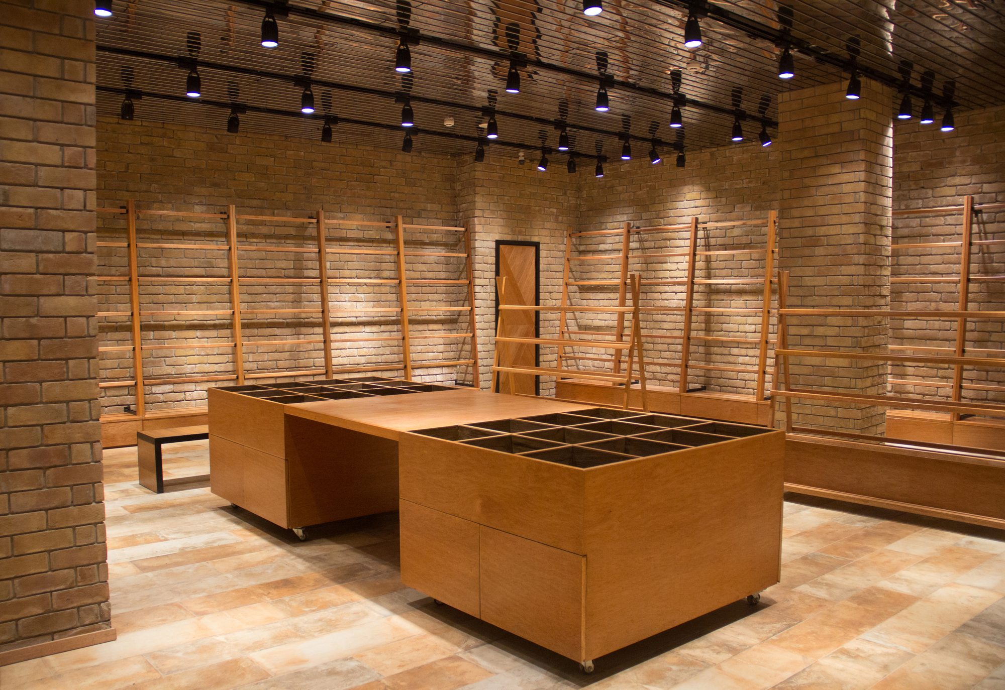 Galeria de Construindo uma Loja / Metropolitan Studio of Architecture - 12