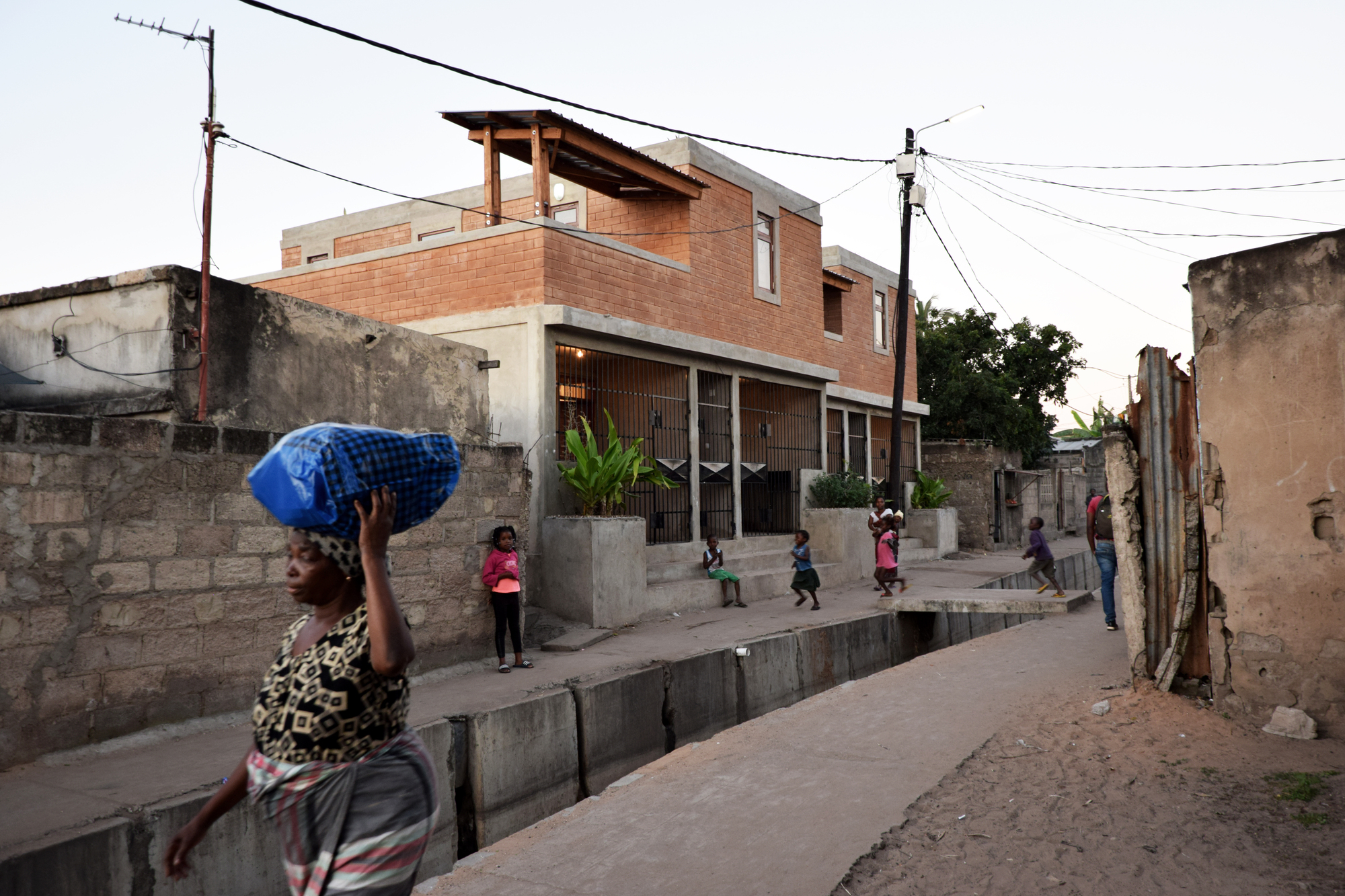 Gallery of Compact Housing in the Informal Settlements of Maputo ...