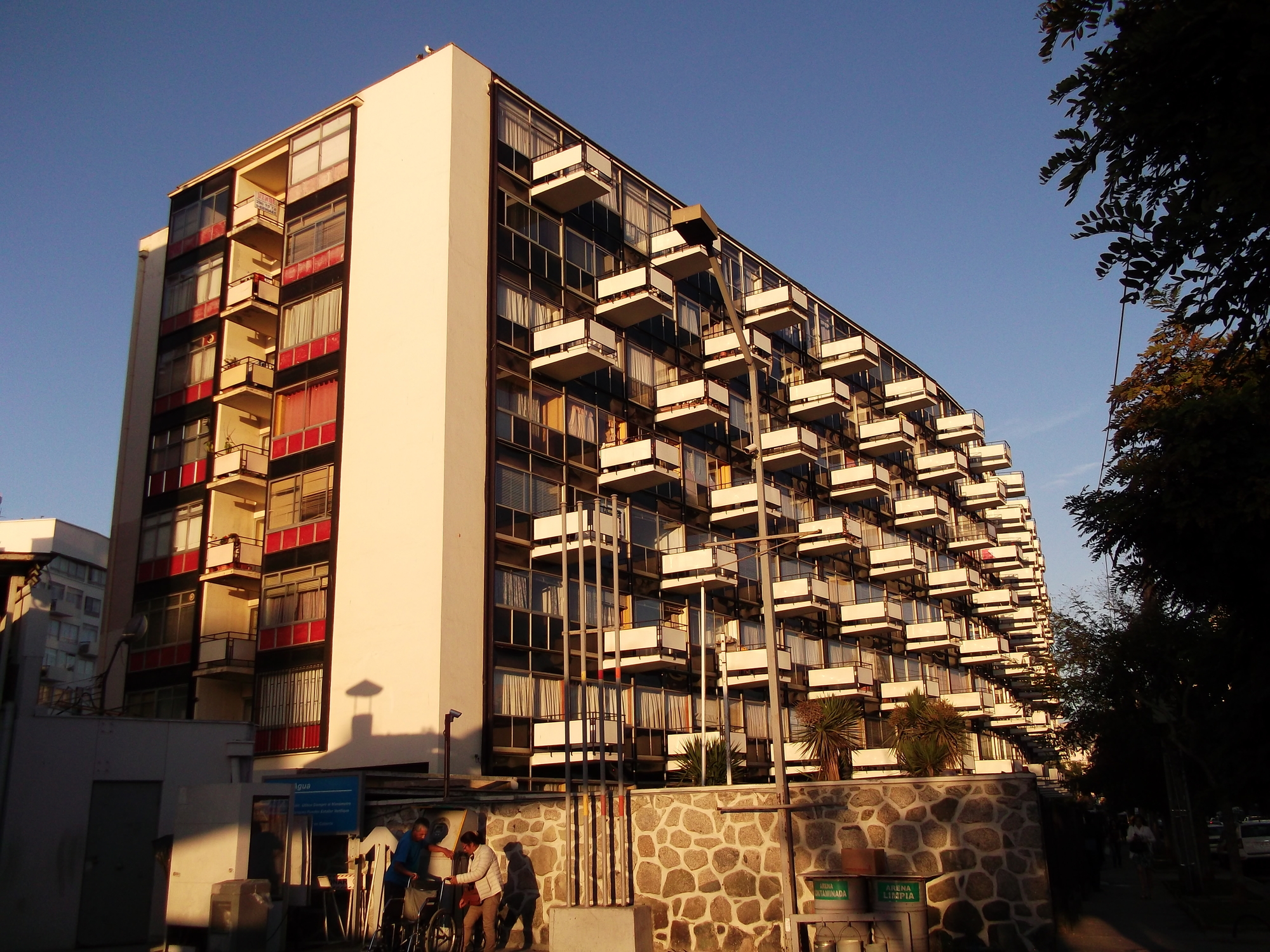 Galería de Clásicos de Arquitectura: Edificio Montecarlo II / Schapira Eskenazi Arquitectos - 7