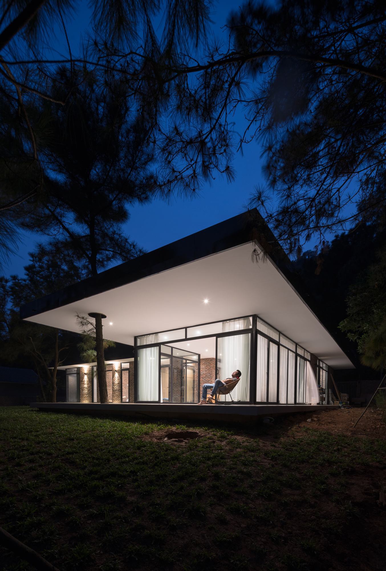 Gallery of House Under the Pines / Idee architects - 10