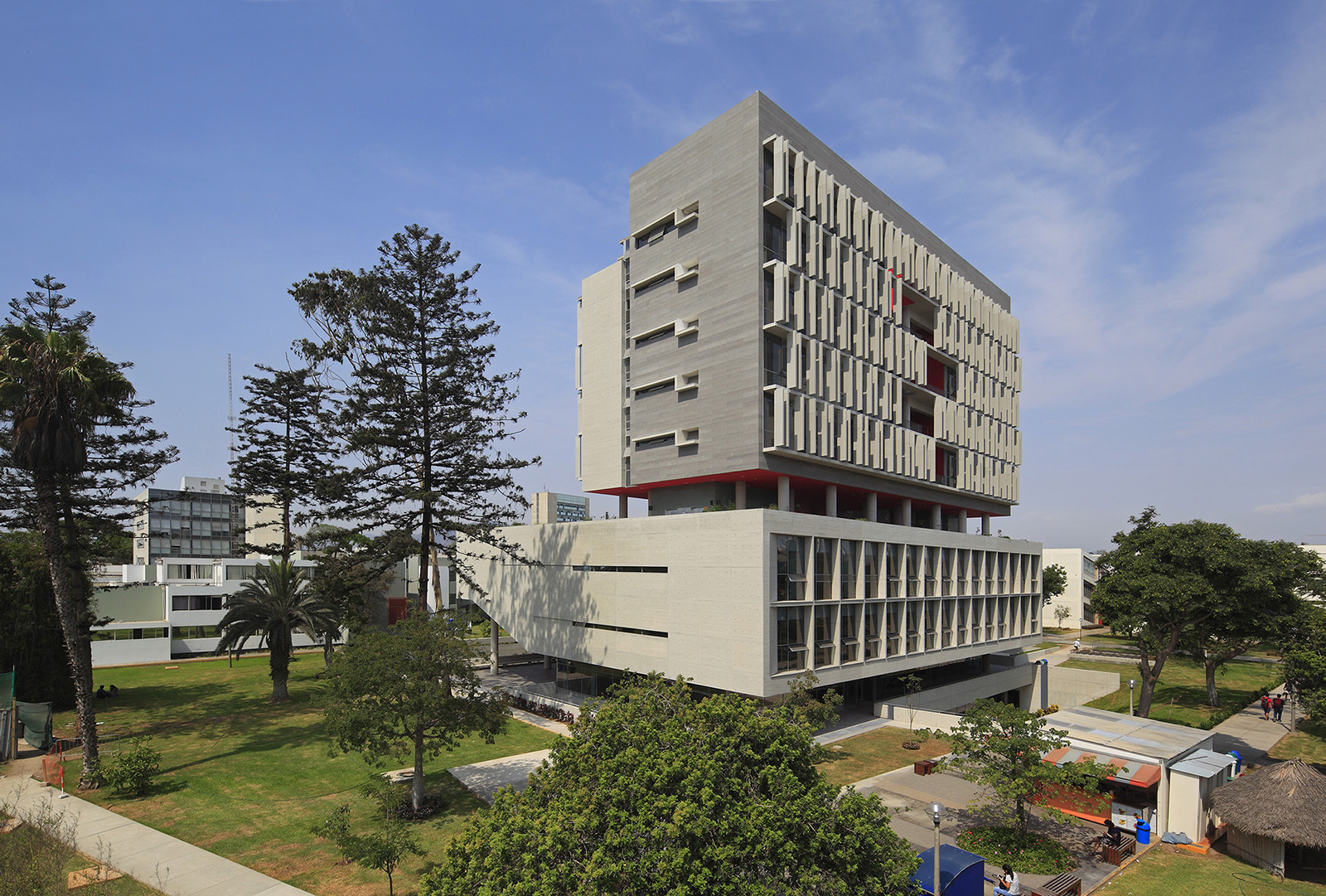 Galería de Complejo Académico PUCP / Enrique Santillana + Tandem ...