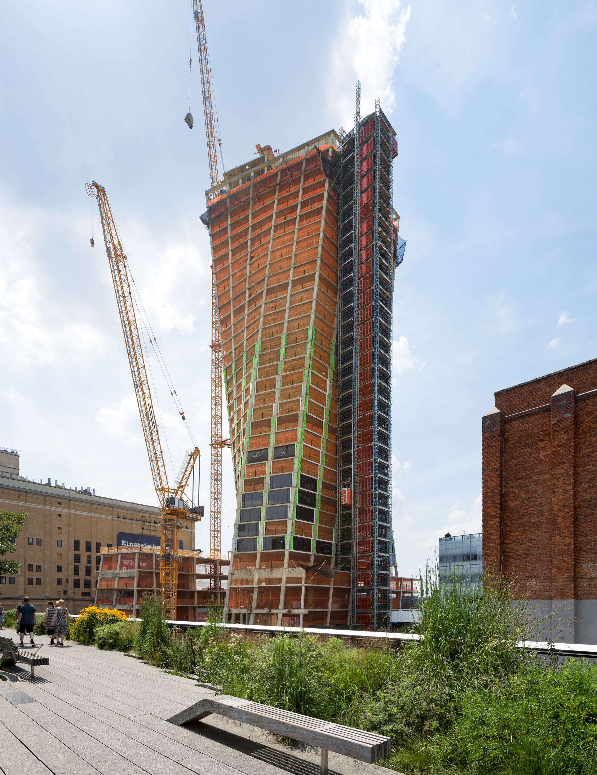 Galería de BIG finaliza la obra gruesa del primer edificio de 'The ...