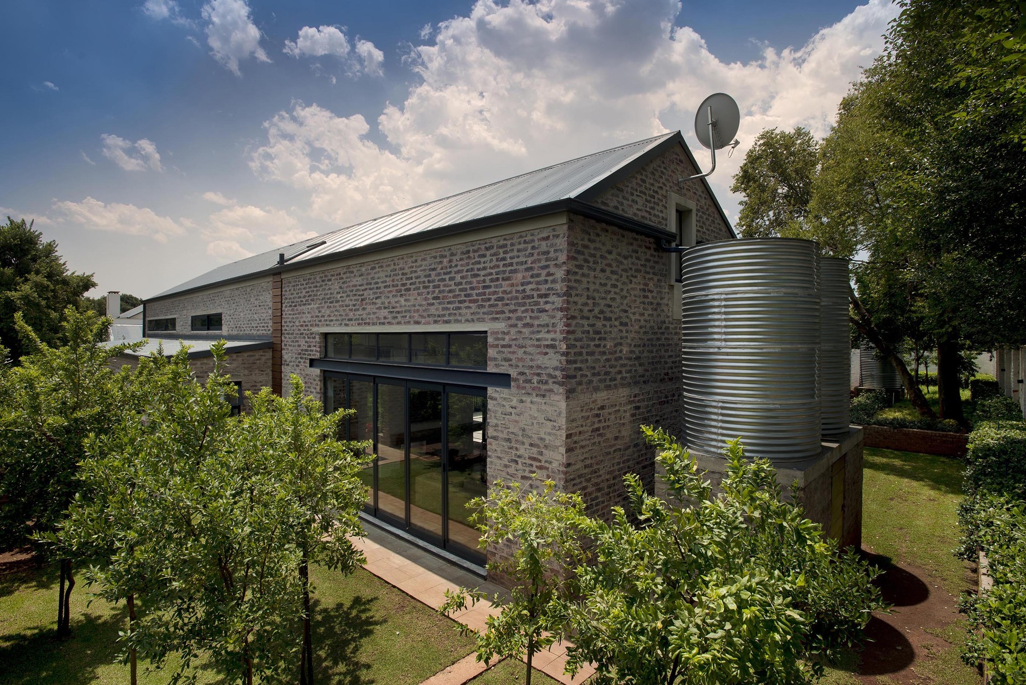 Gallery of Link House / Strey Architects and Associates - 13