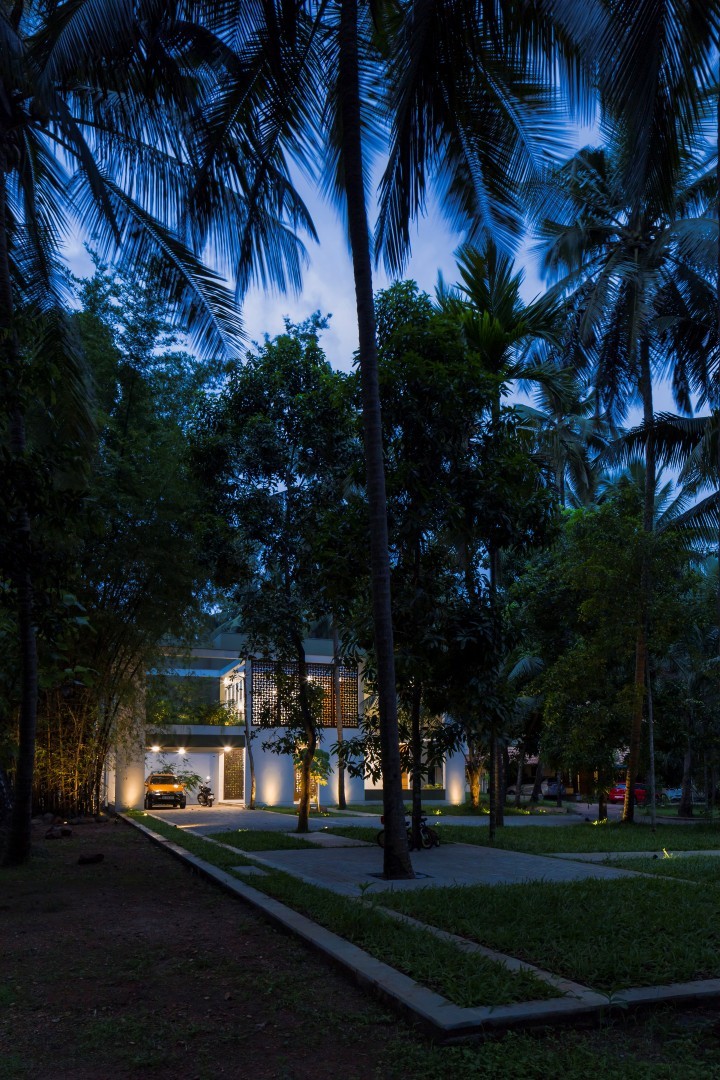 Gallery of The Regimented House / LIJO RENY architects - 23