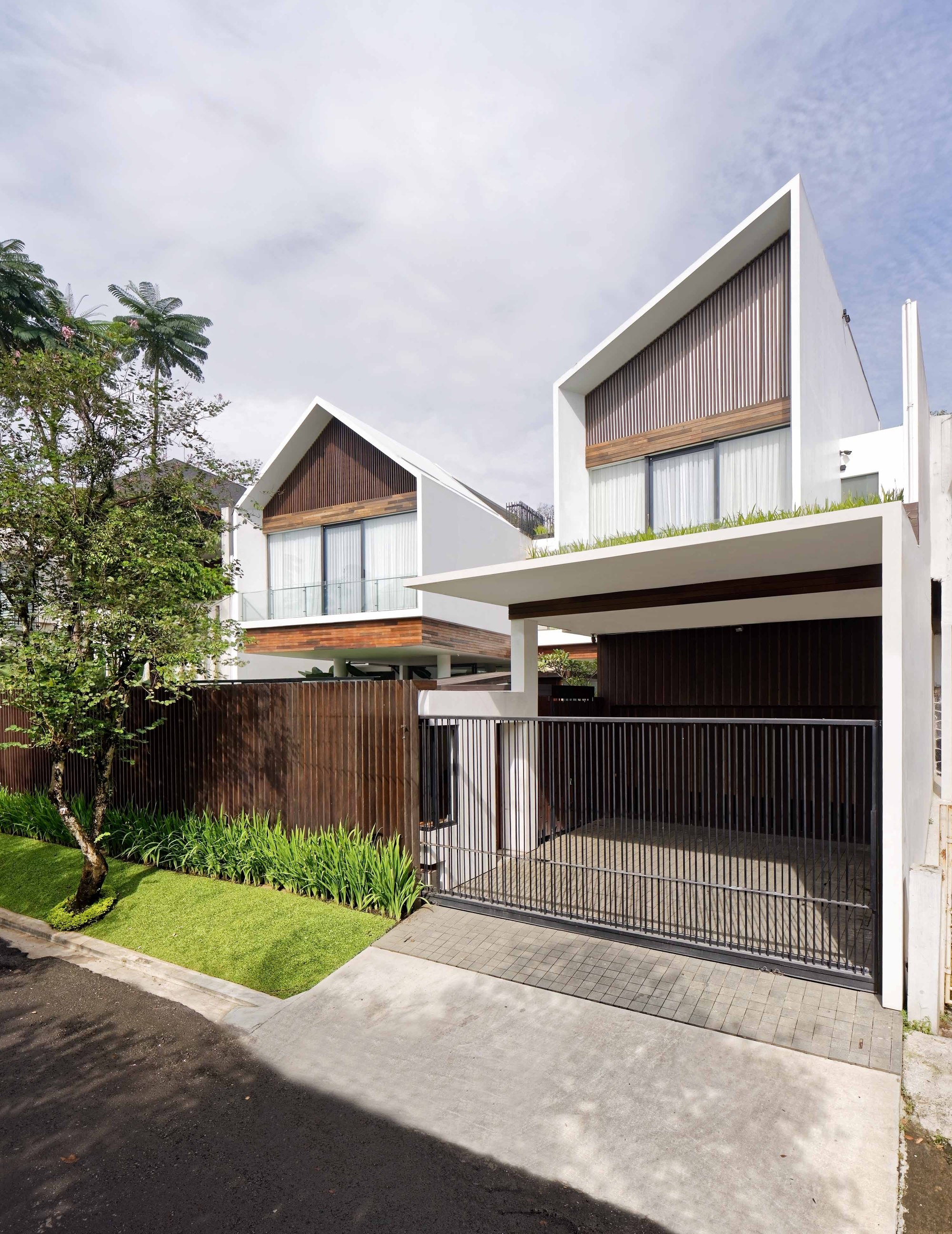 Gallery of Long House / TWS & Partners - 8