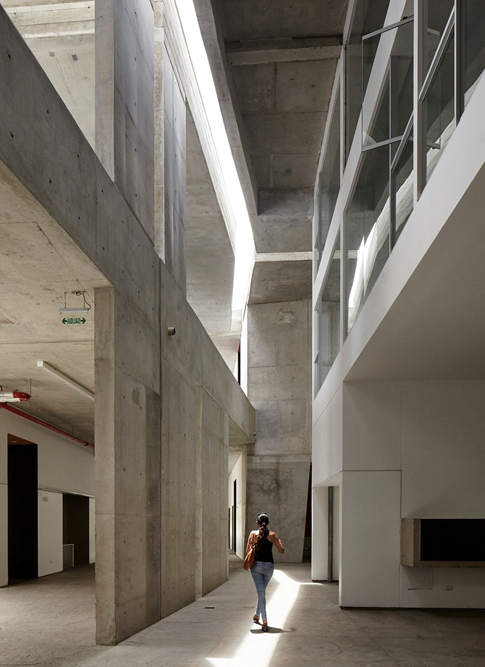 Gallery of UDEP Lecture Building / BARCLAY&CROUSSE Architecture - 14