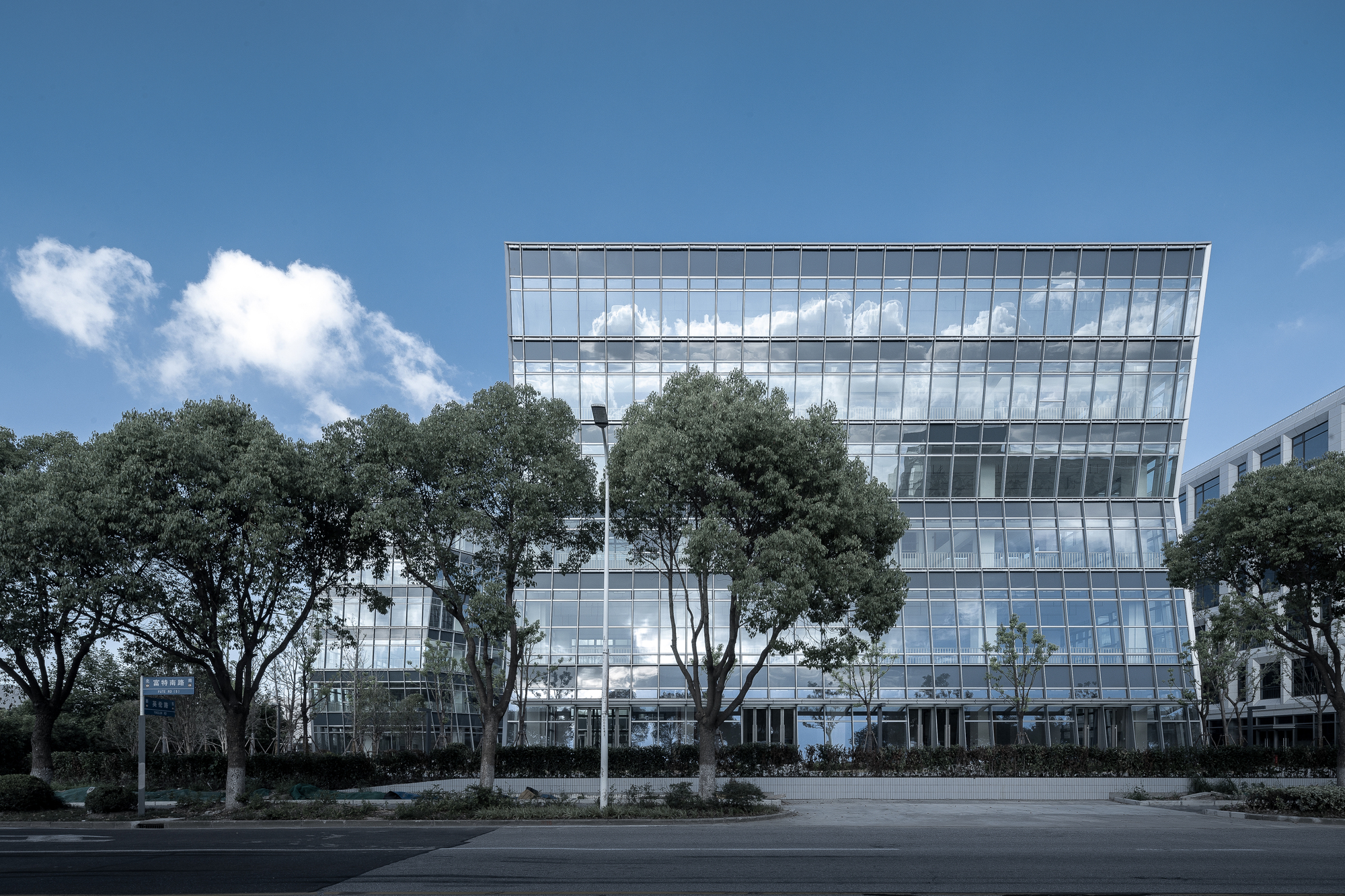 Gallery of Shanghai WaiGaoQiao NO.1 Free Trade Area Industrial Park ...