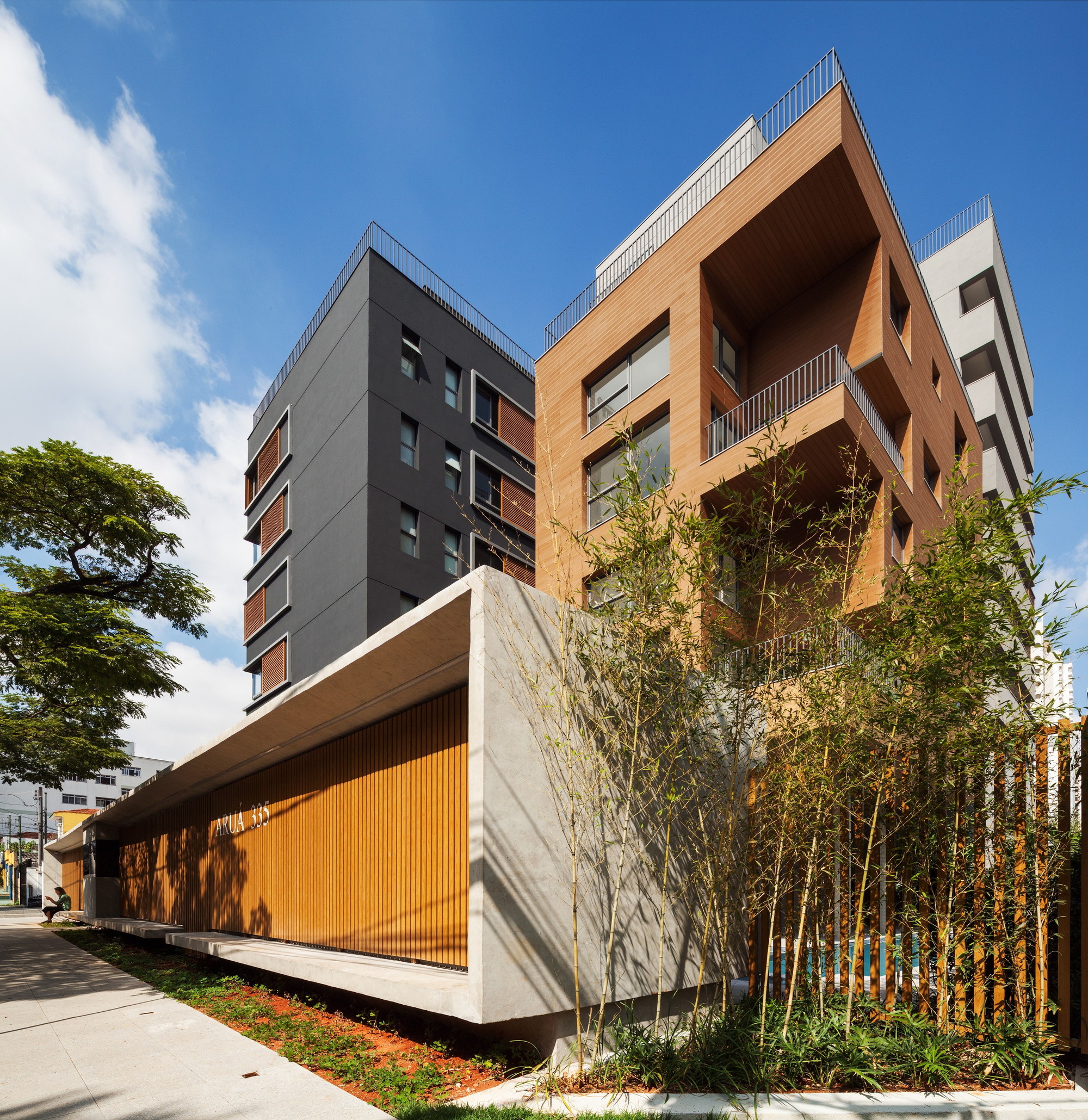 Gallery of Aruá Building / FGMF - 1