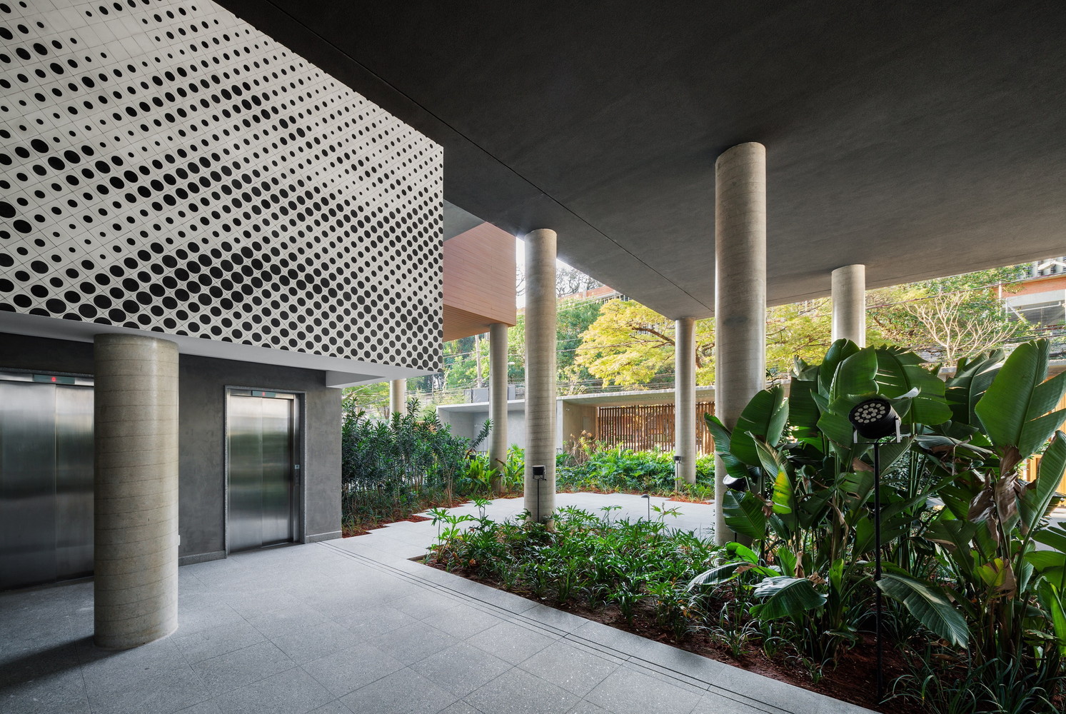 Gallery of Aruá Building / FGMF - 12