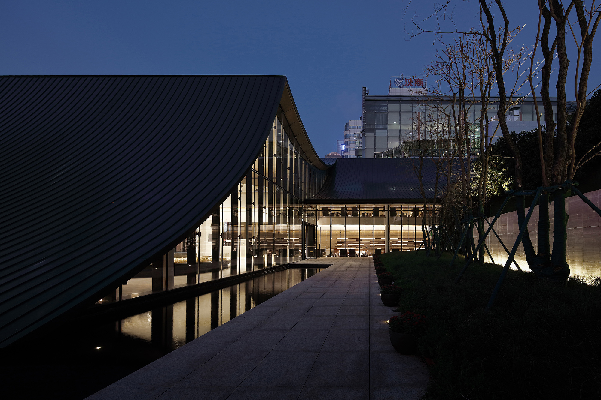 Gallery of Hanyang Guiyuan Temple Sales Center / Waterfrom Design - 28