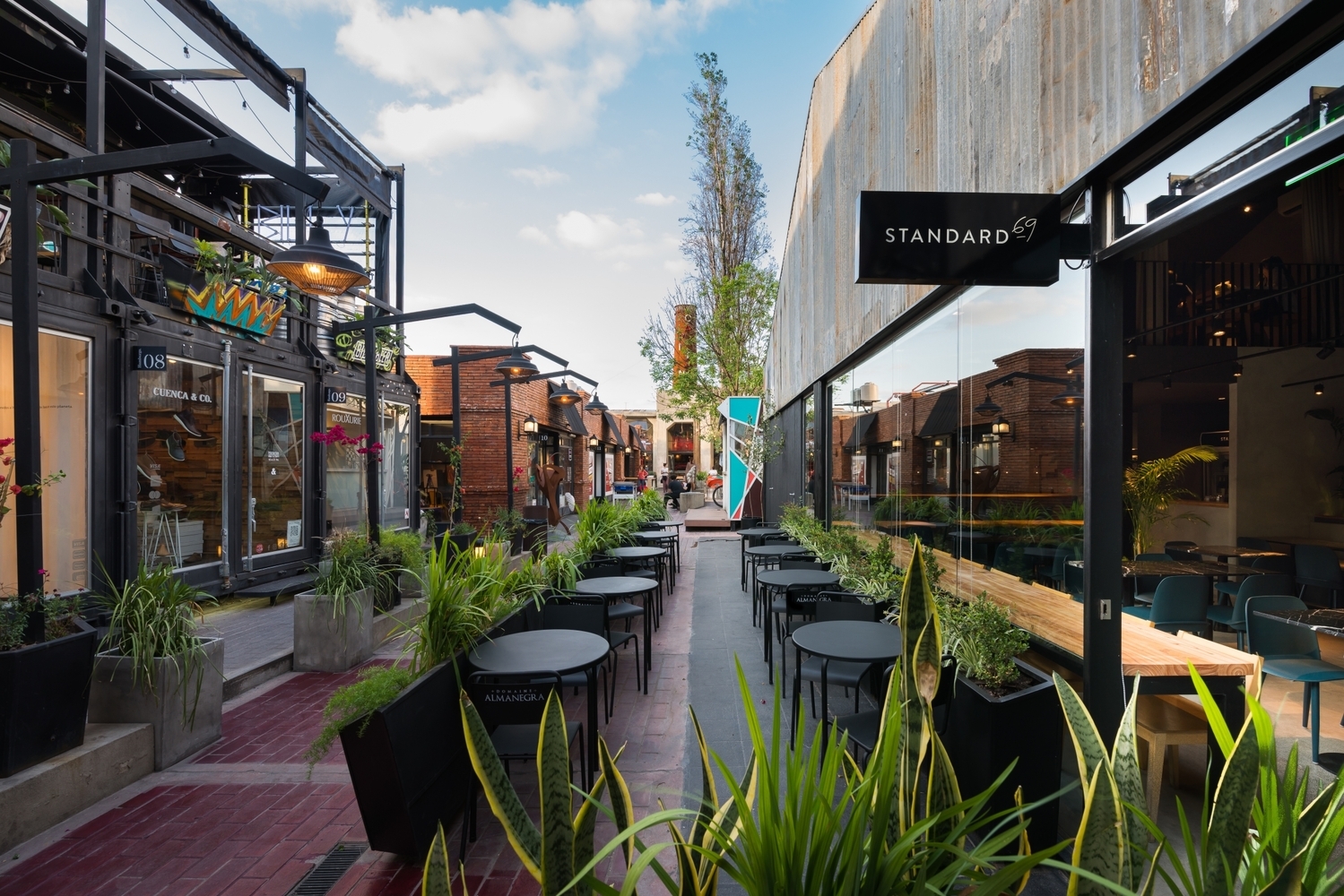 Gallery of Bars and Restaurants: 50 Examples in Plan and Section - 32