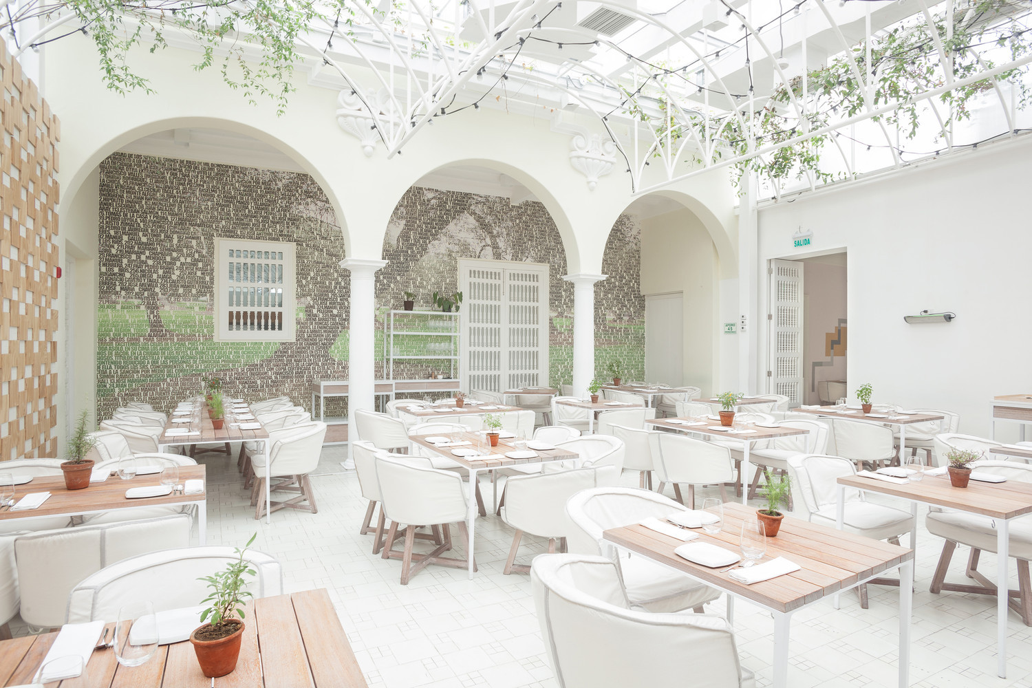 Gallery of Bars and Restaurants: 50 Examples in Plan and Section - 43