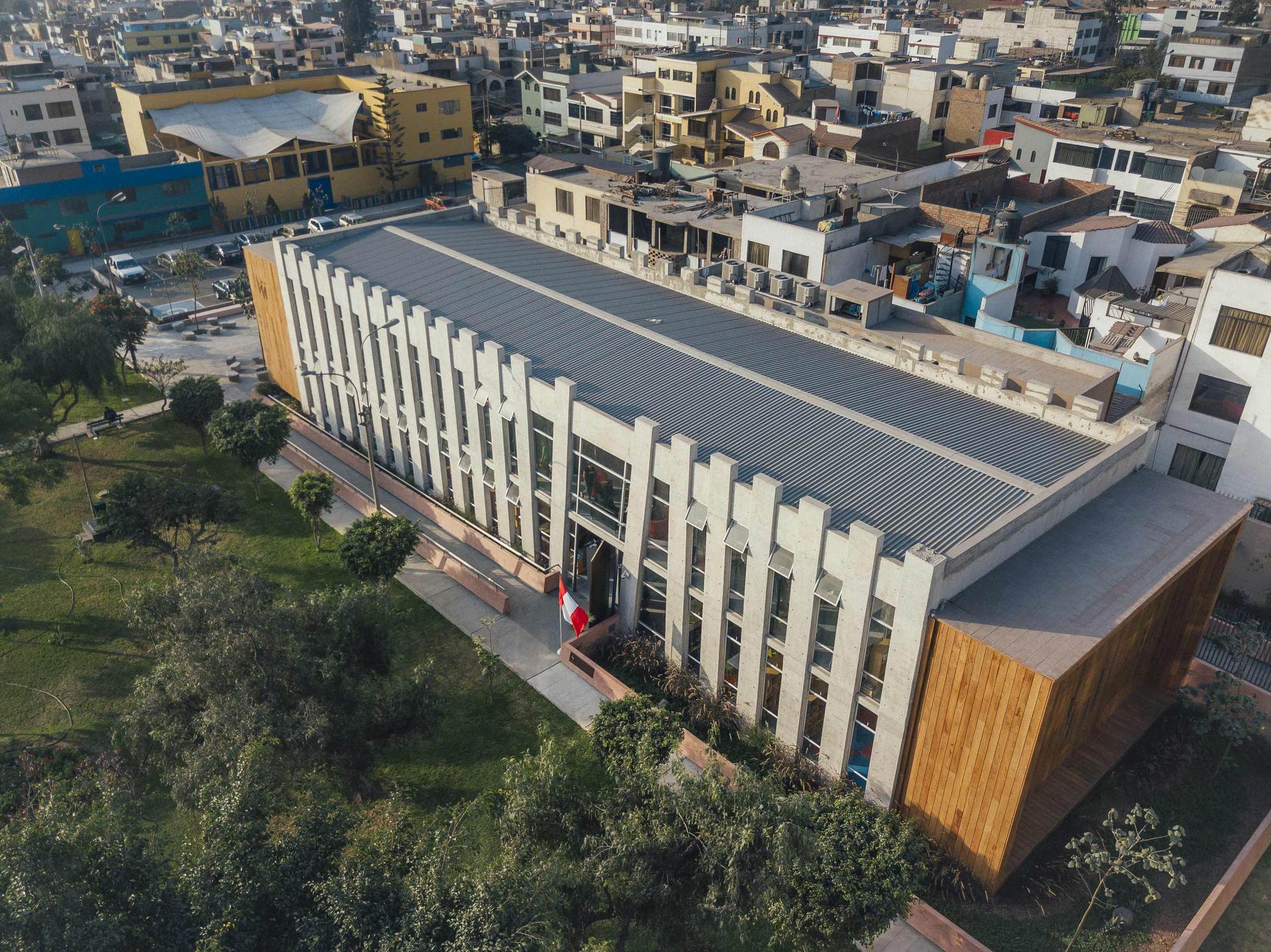 Galería de Biblioteca Comunitaria en La Molina / Gonzalez Moix ...