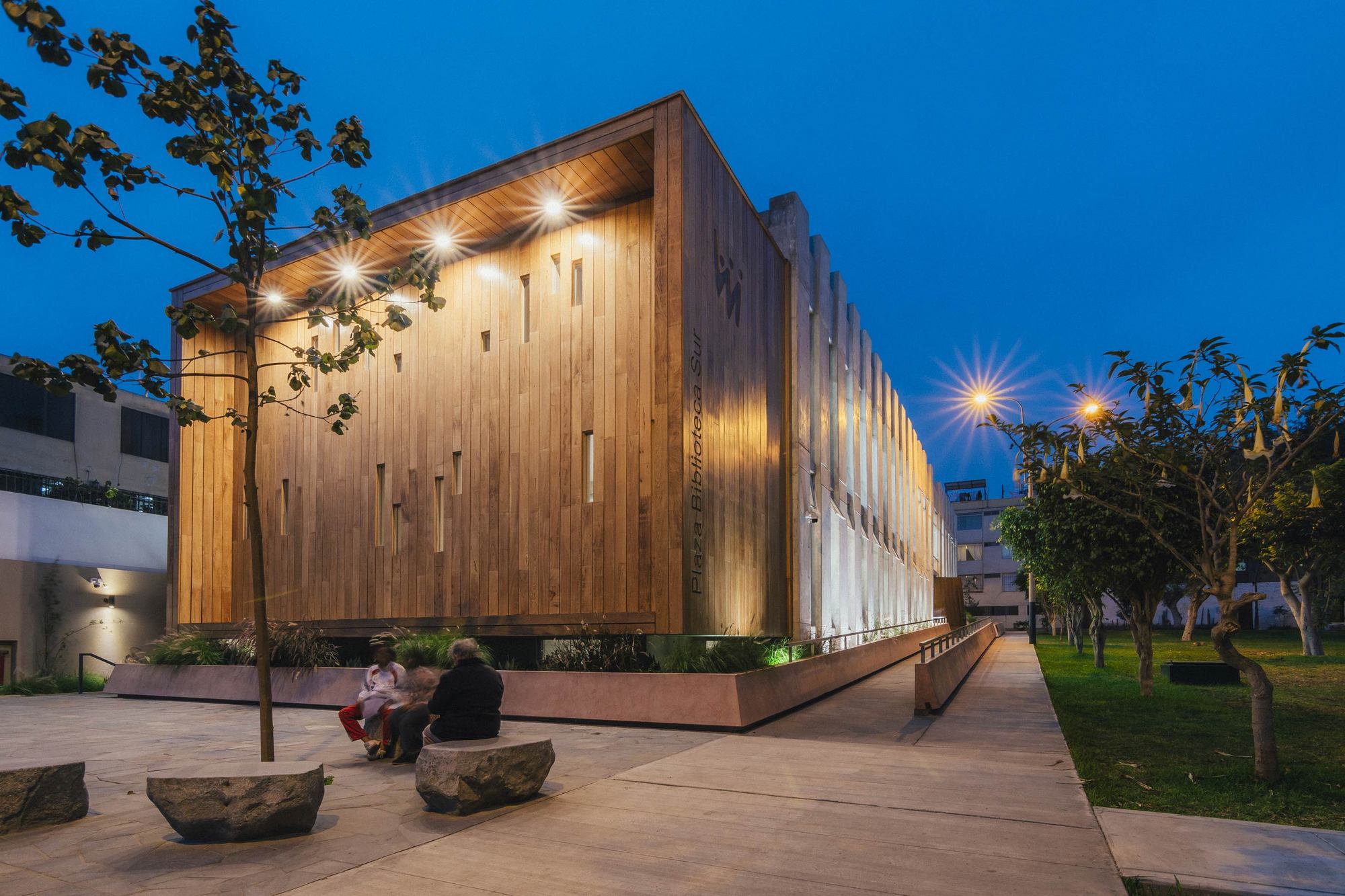 Galería de Biblioteca Comunitaria en La Molina / Gonzalez Moix ...