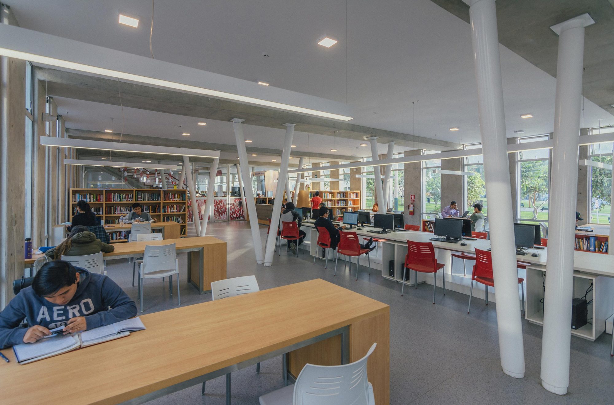 Galería de Biblioteca Comunitaria en La Molina / Gonzalez Moix ...