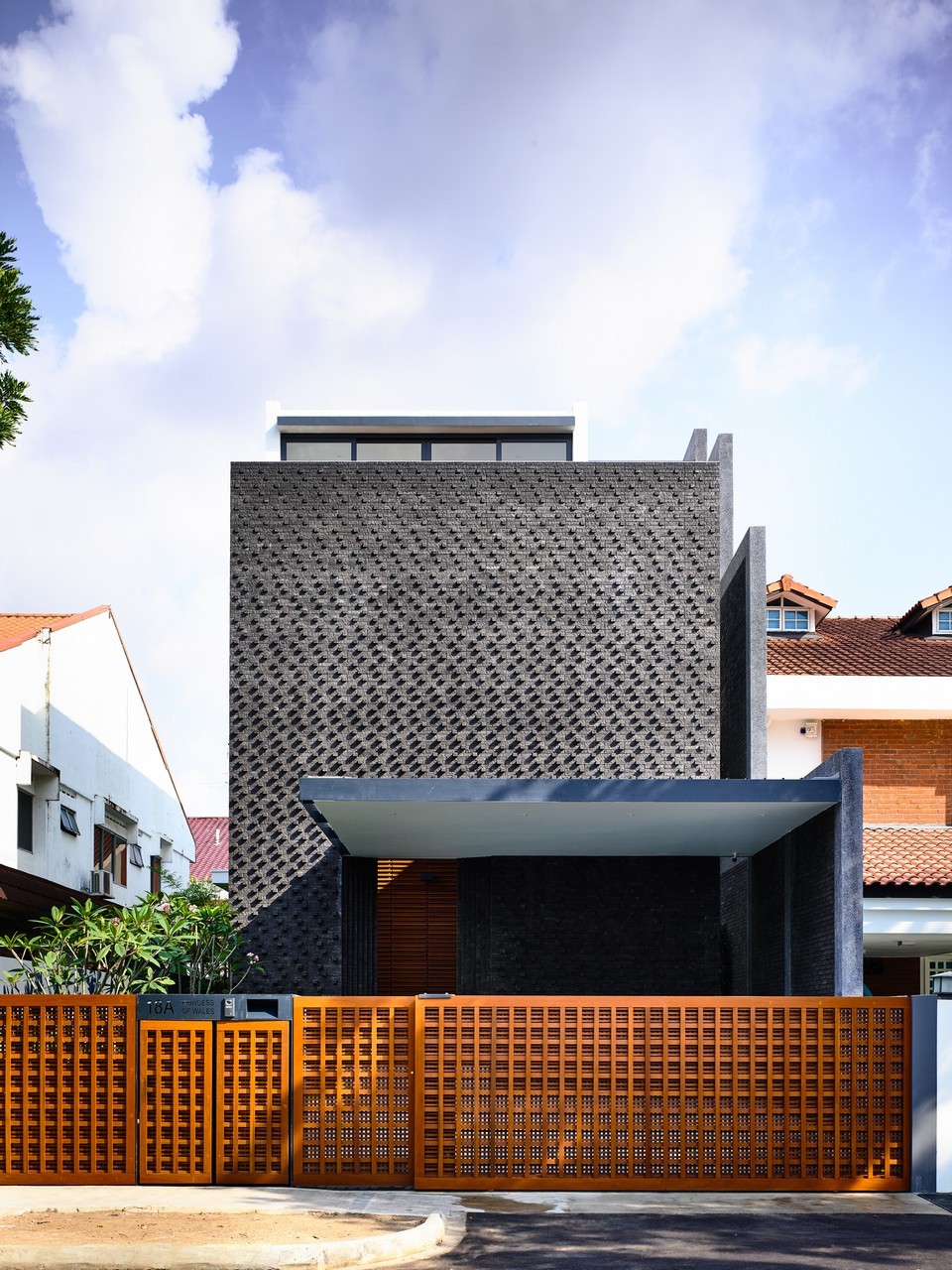 Gallery of The Space Between Walls / HYLA Architects - 5