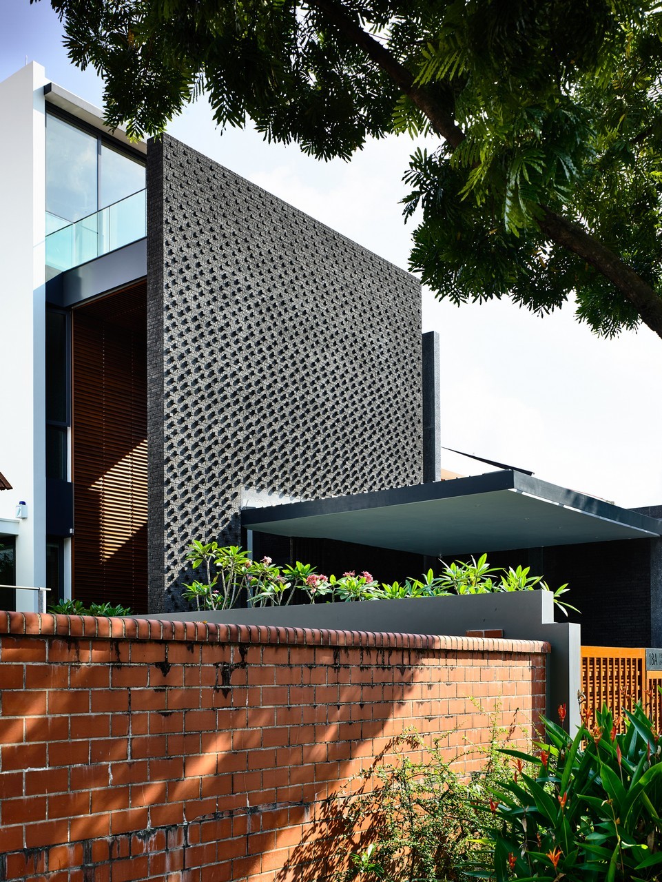 Gallery of The Space Between Walls / HYLA Architects - 12
