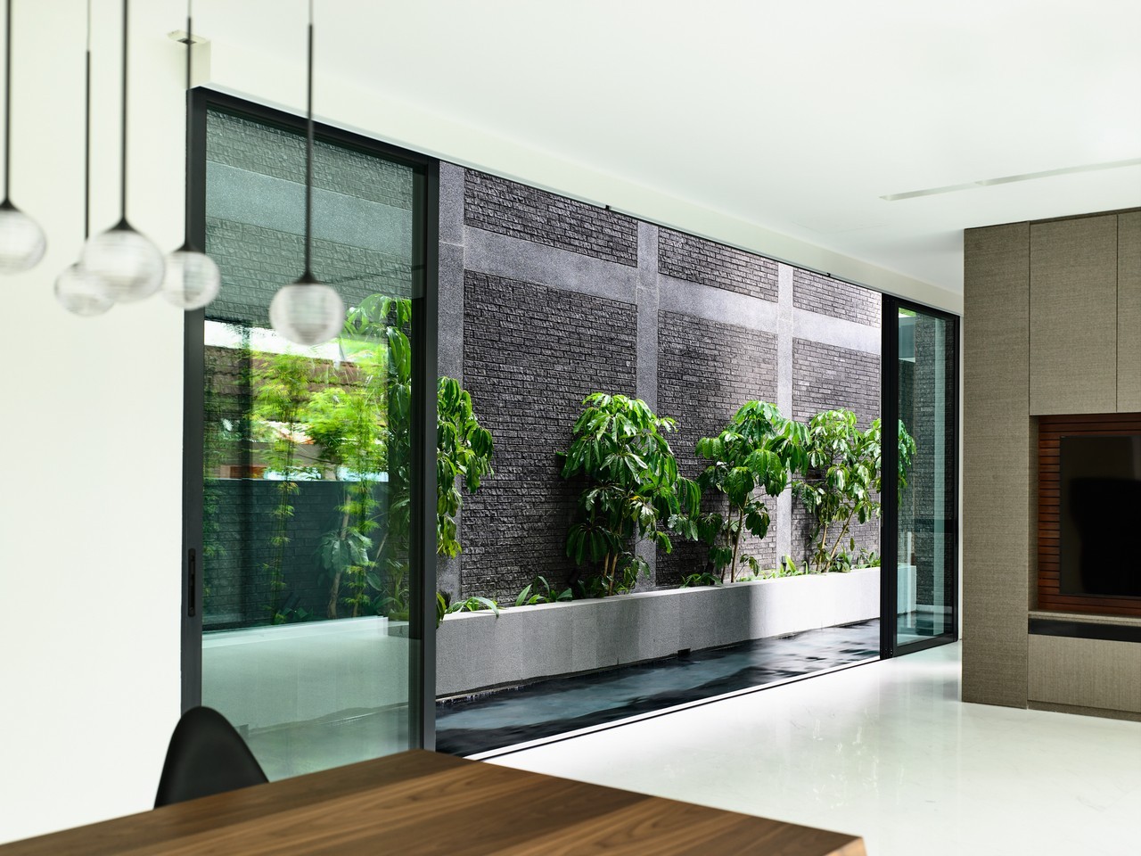 Gallery of The Space Between Walls / HYLA Architects - 25