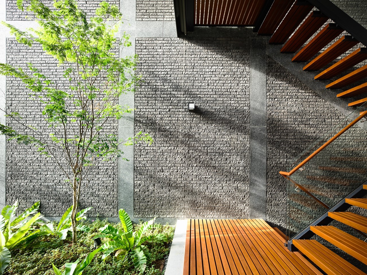 Gallery of The Space Between Walls / HYLA Architects - 16